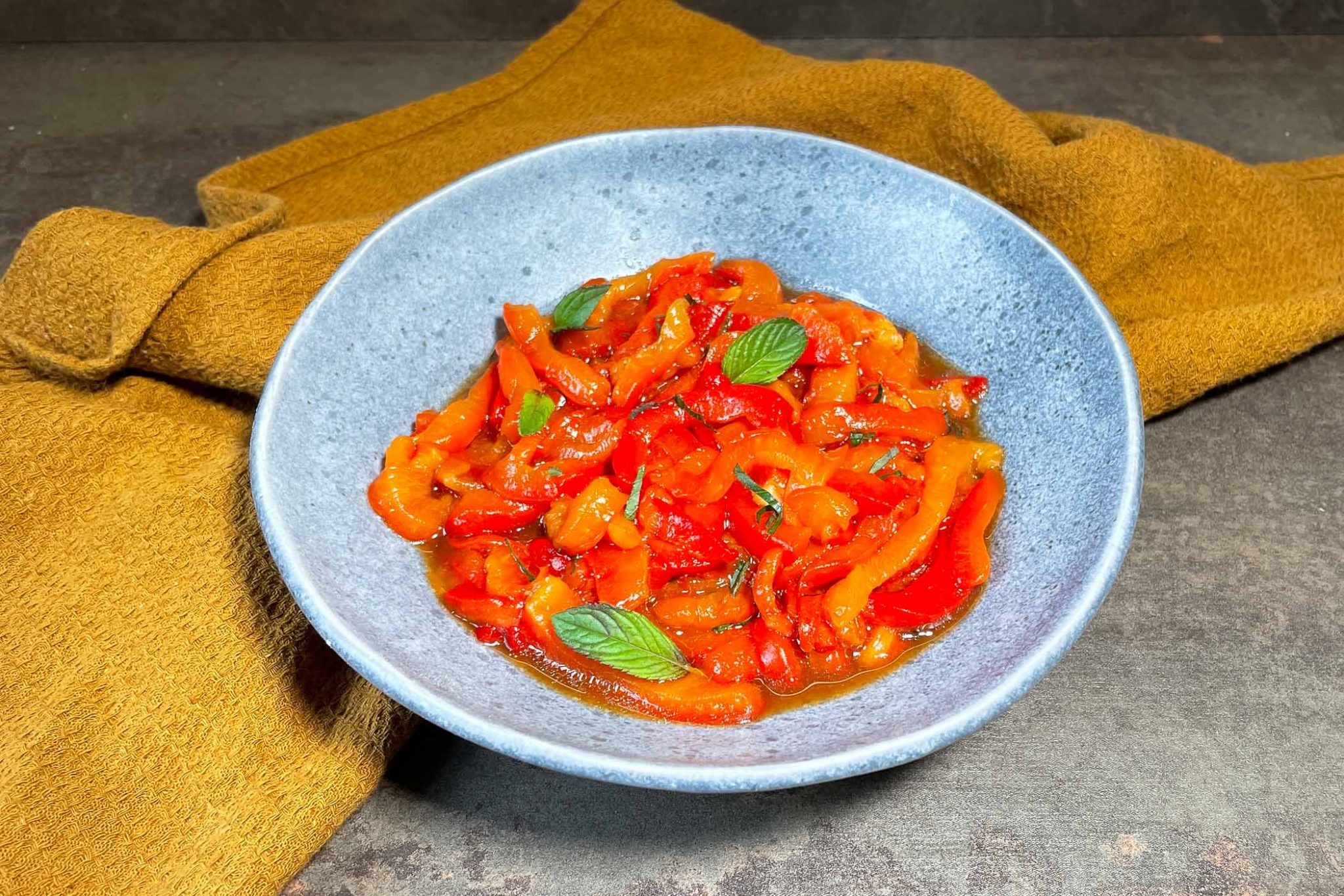 Insalata di peperoni arrostiti, la ricetta facile - MoltoFood