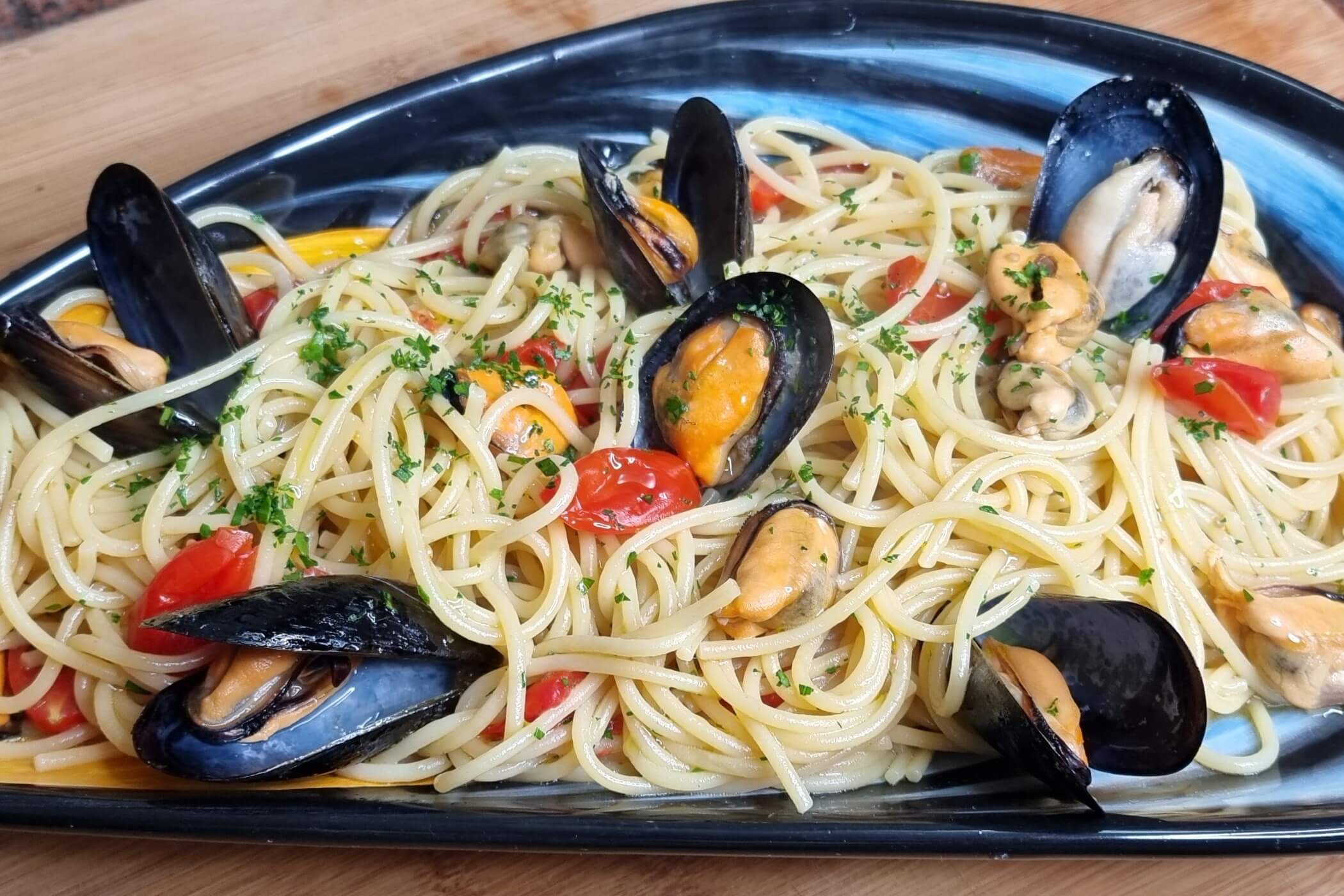 Spaghetti con le cozze e pomodorini, la ricetta - MoltoFood