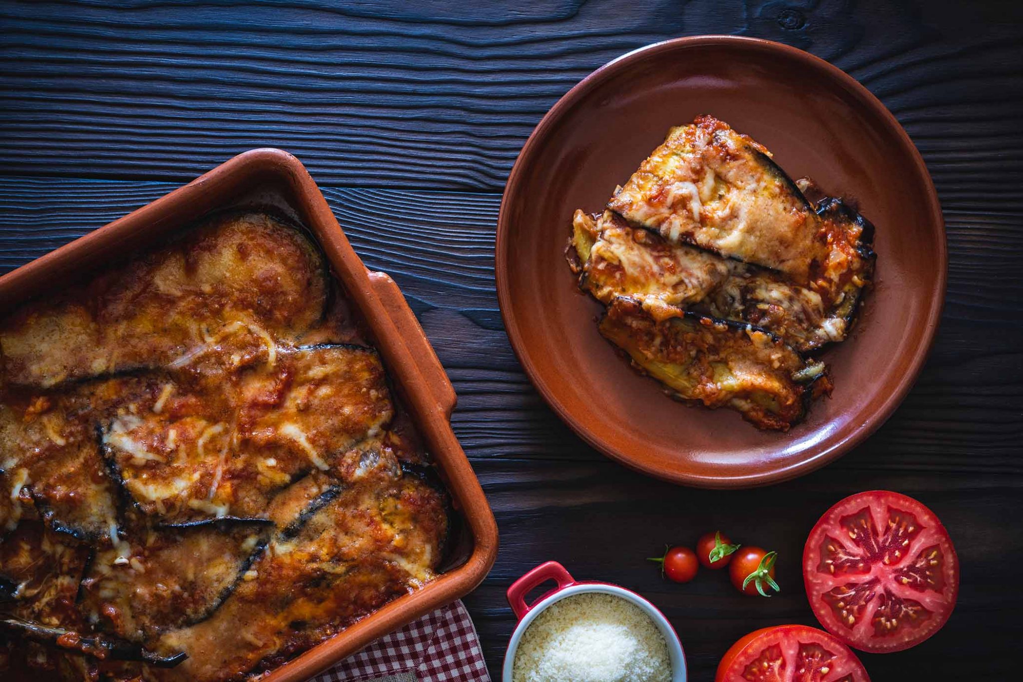 Regina parmigiana: la ricetta della parmigiana col pesto - MoltoFood