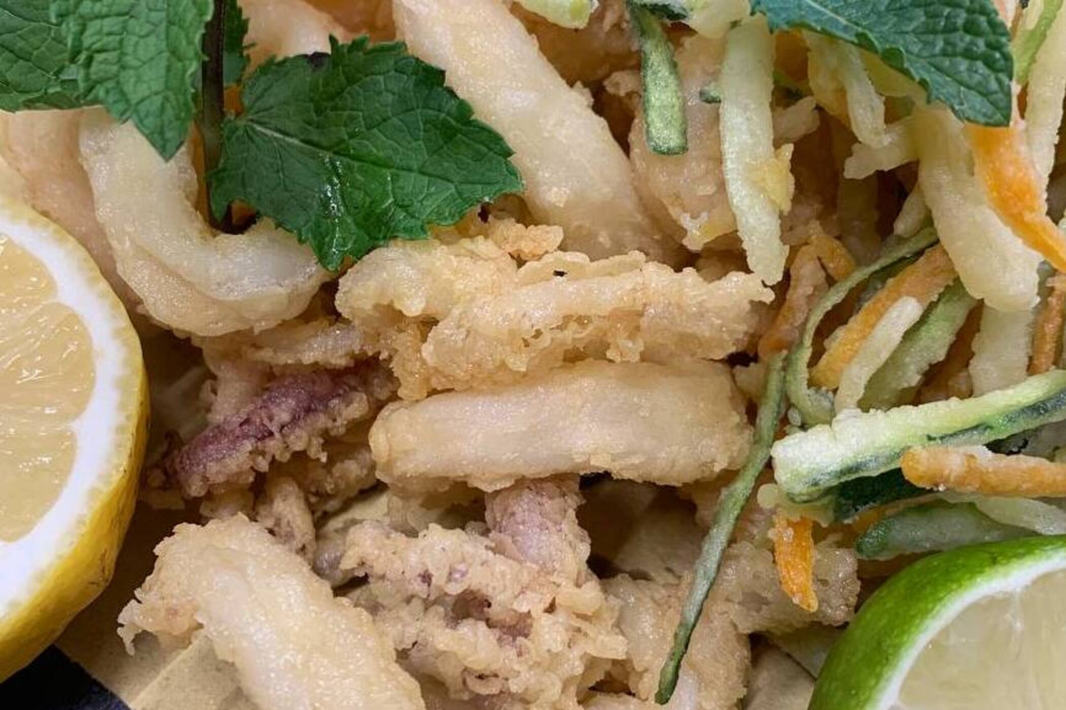 Frittura di calamari e verdure croccanti, la ricetta - MoltoFood