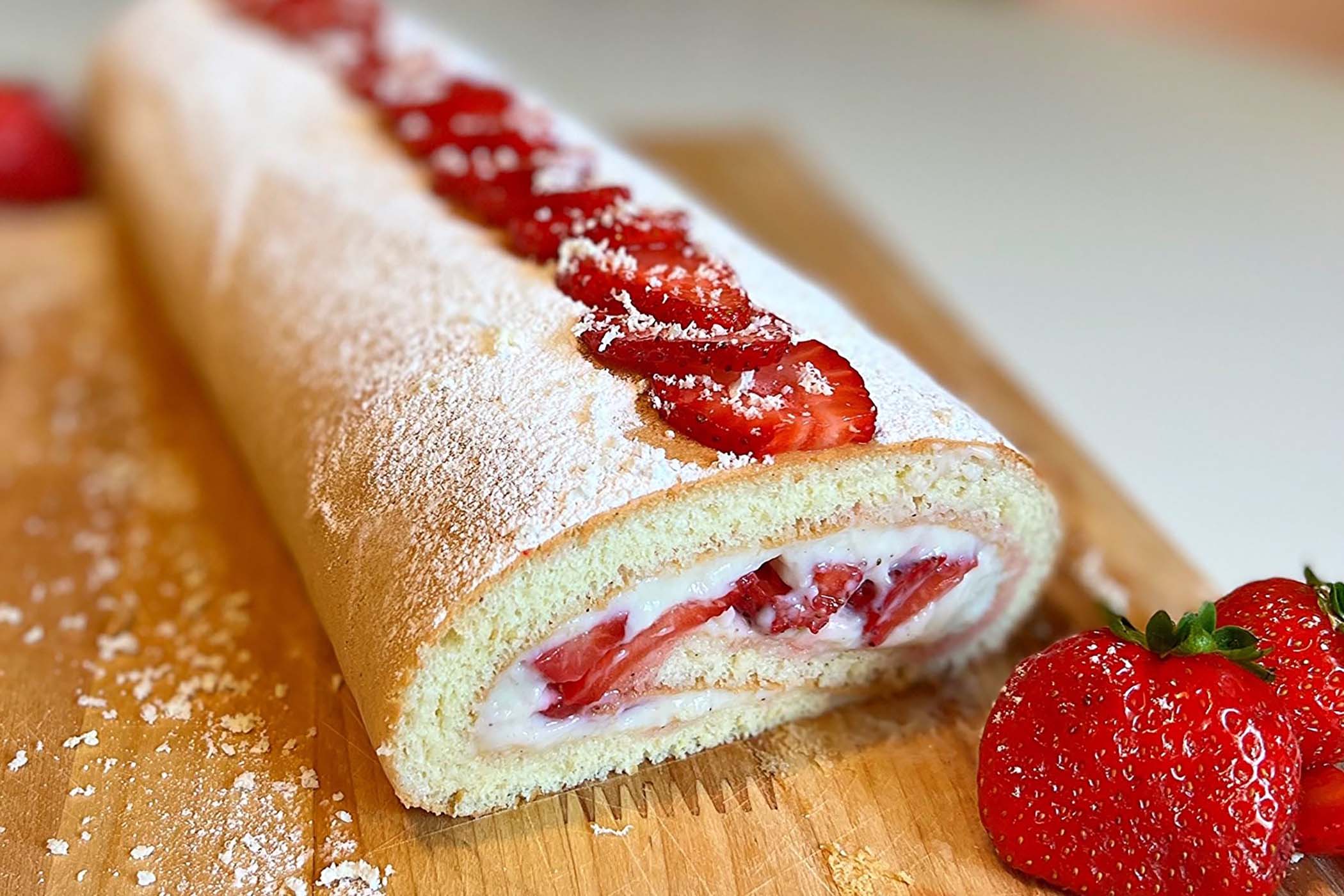 Rotolo alle fragole, la ricetta genuina - MoltoFood