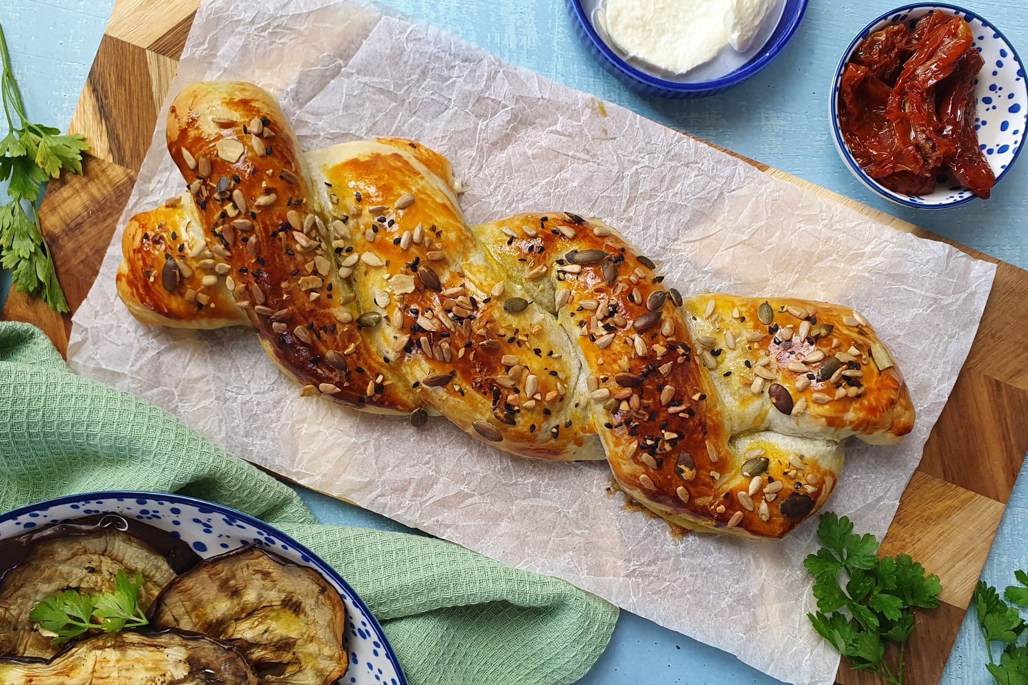 Treccia salata con pasta sfoglia, la ricetta facile - MoltoFood