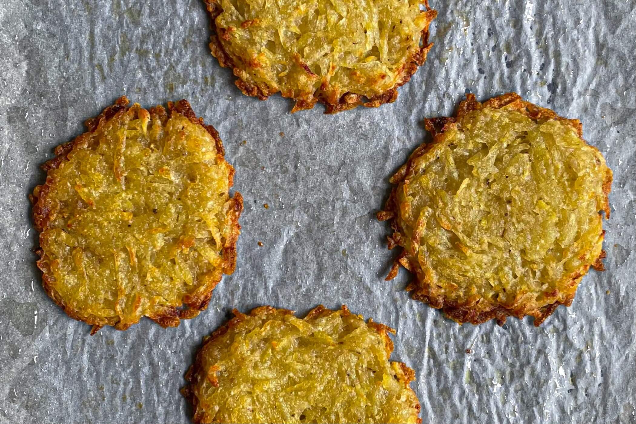 Rosti di patate al forno, la ricetta leggera - MoltoFood