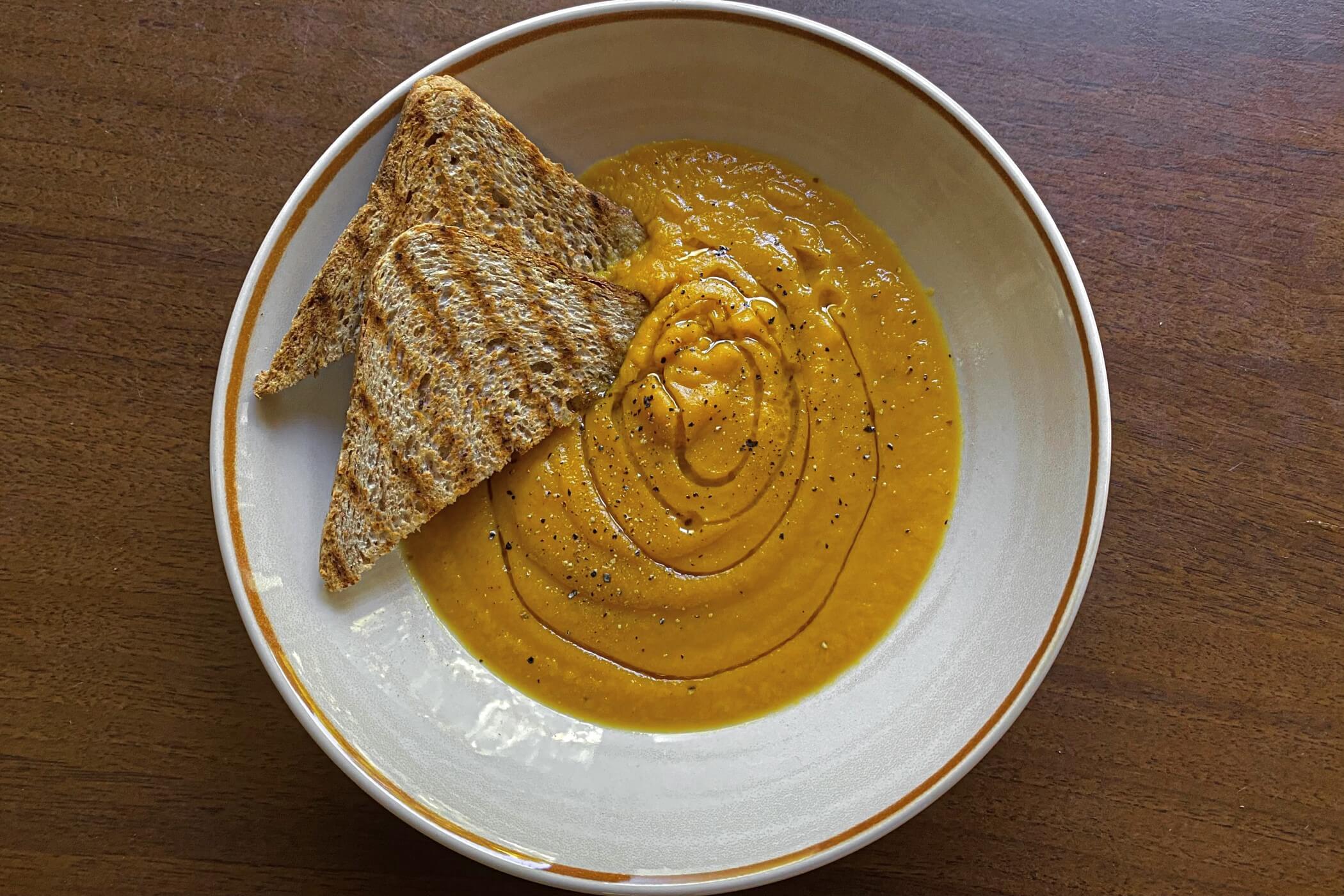 Vellutata di zucca, la ricetta dolce e cremosa - MoltoFood