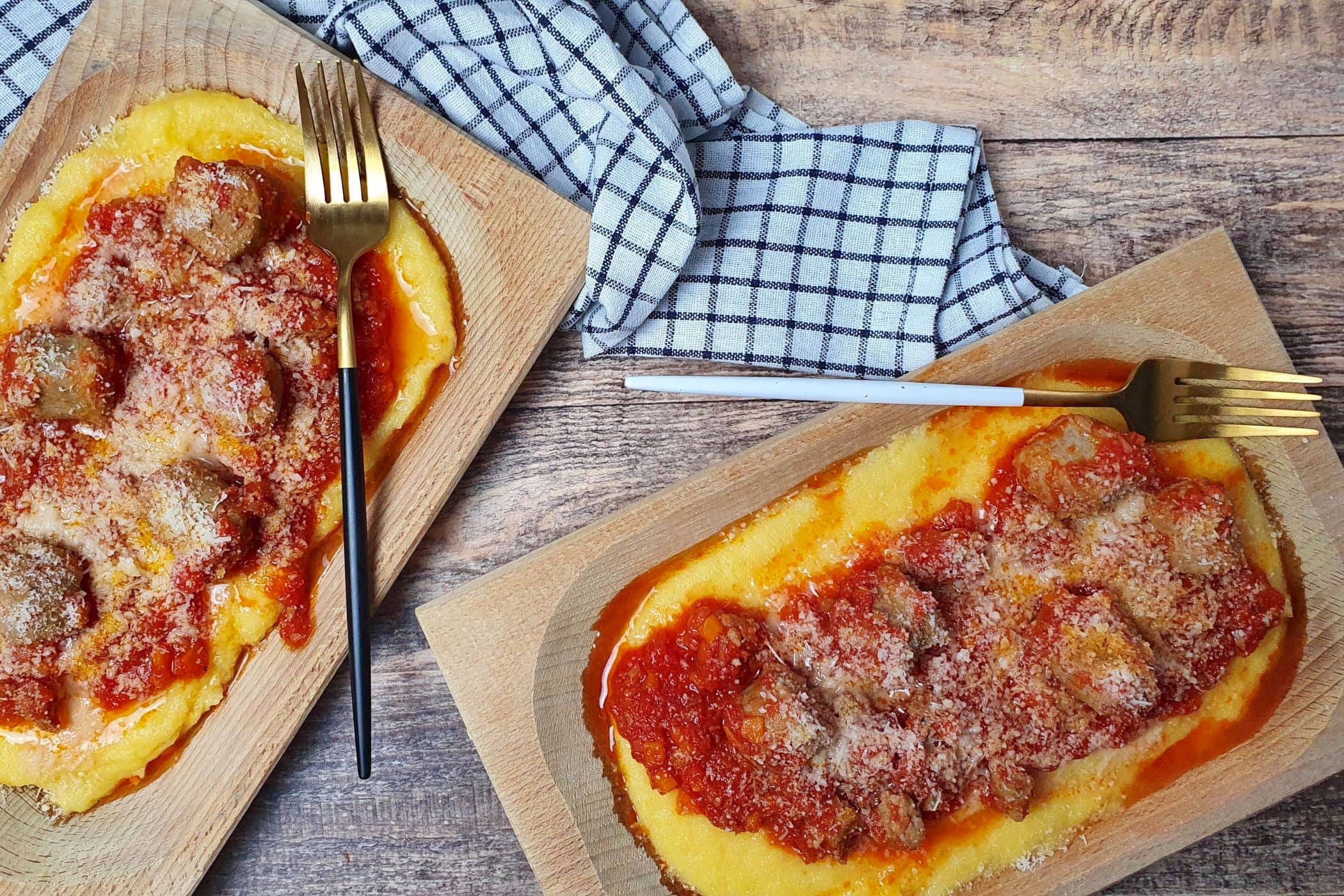 Polenta con salsiccia al sugo, la ricetta facile - MoltoFood