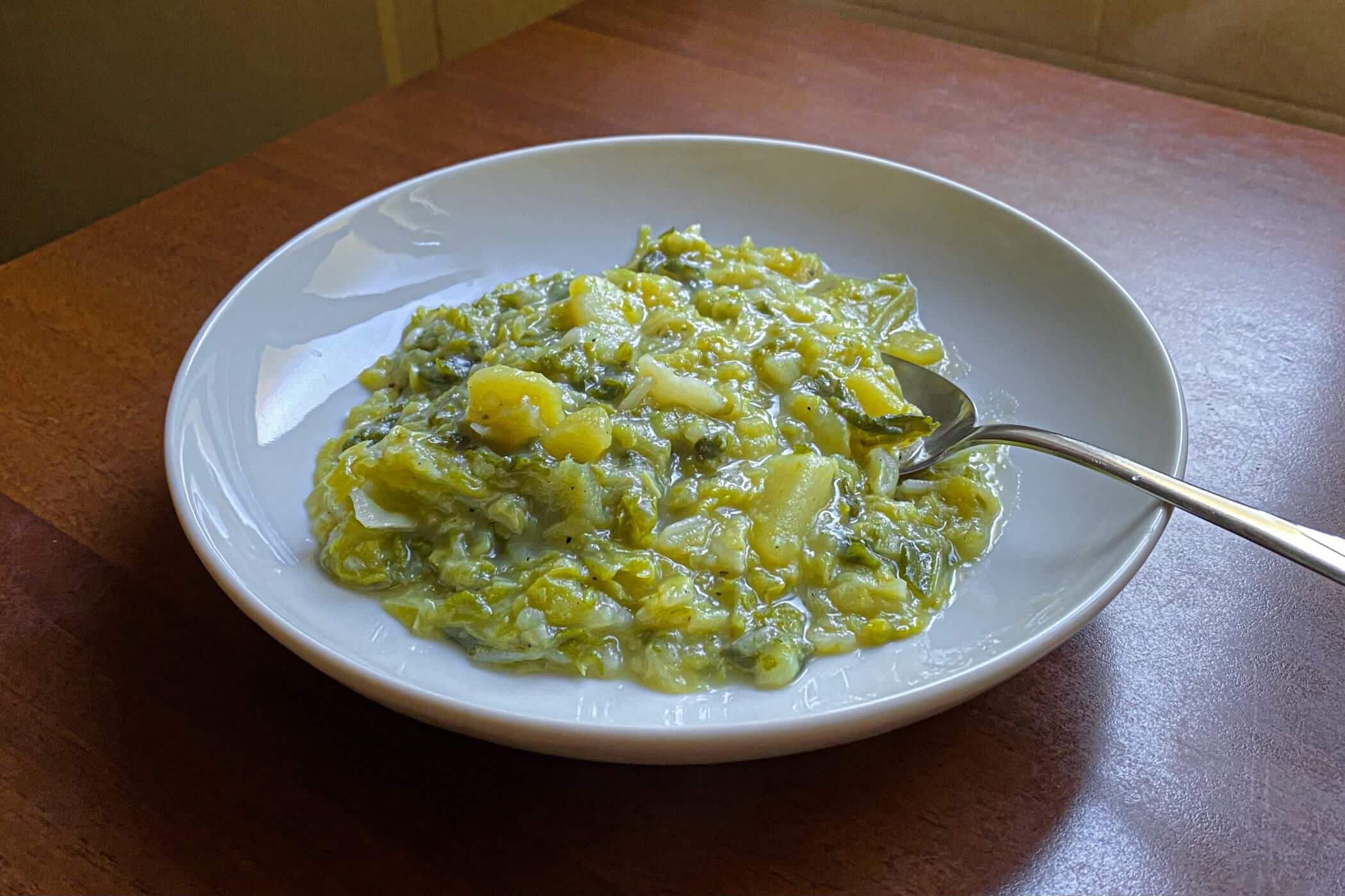 Zuppa di verza e patate, la ricetta cremosa e saporita - MoltoFood