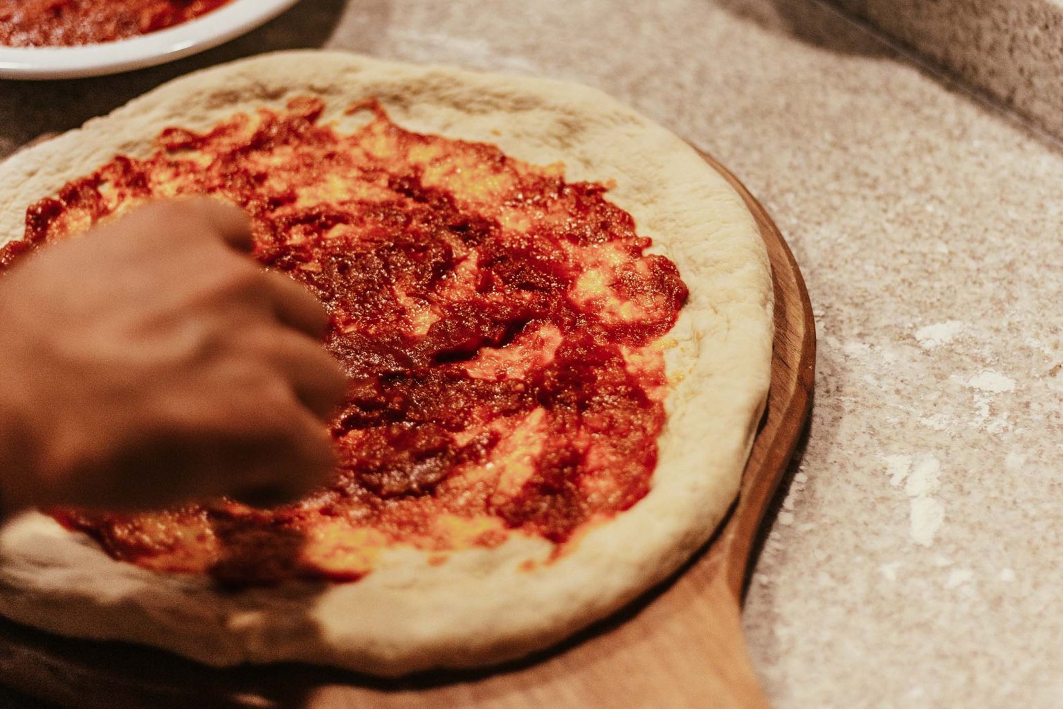 La ricetta della pizza con cipolla caramellata e ‘nduja - MoltoFood