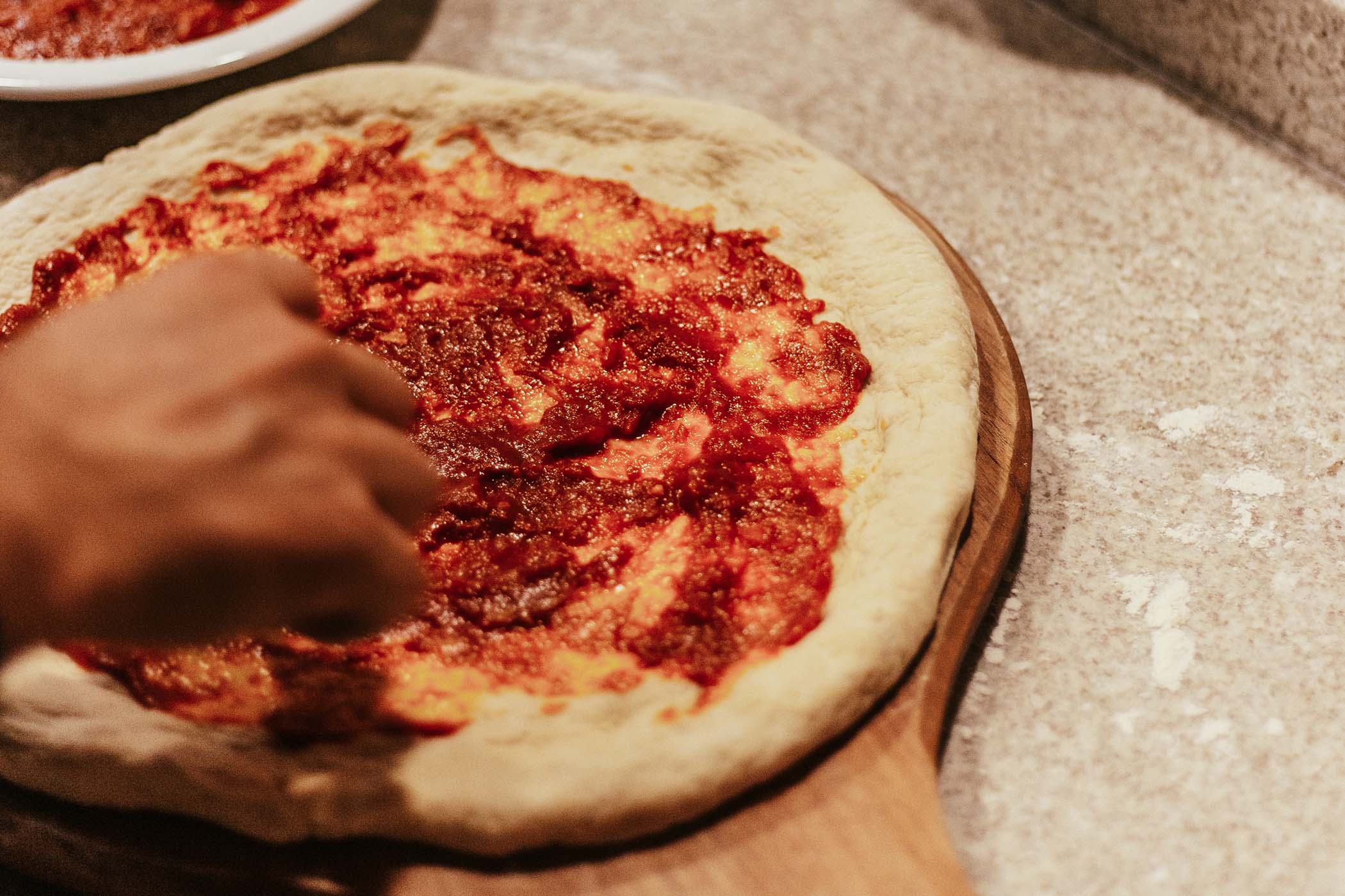 La ricetta della pizza con cipolla caramellata e ‘nduja - MoltoFood