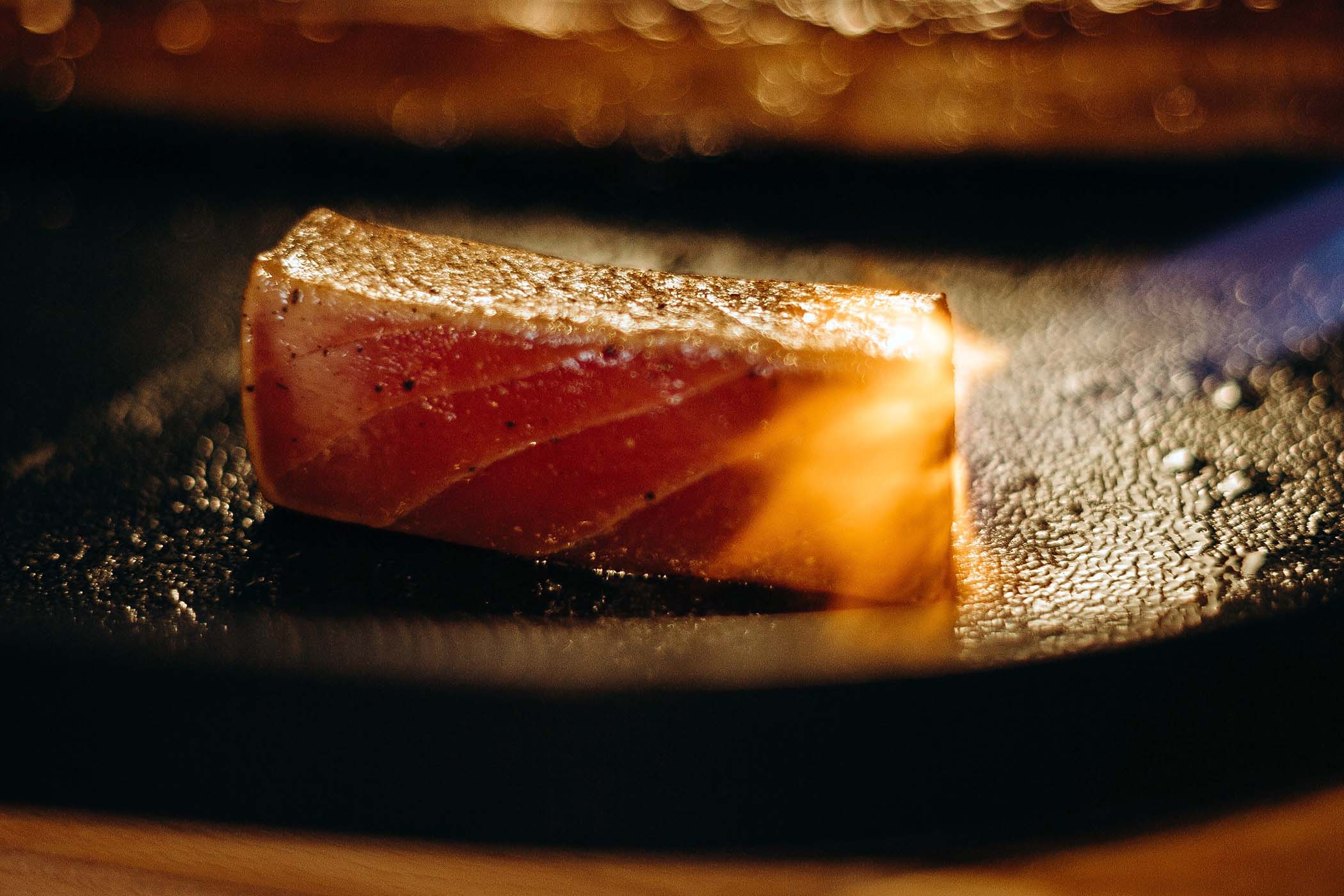 Tagliata di tonno con marmellata di peperoni, la ricetta - MoltoFood