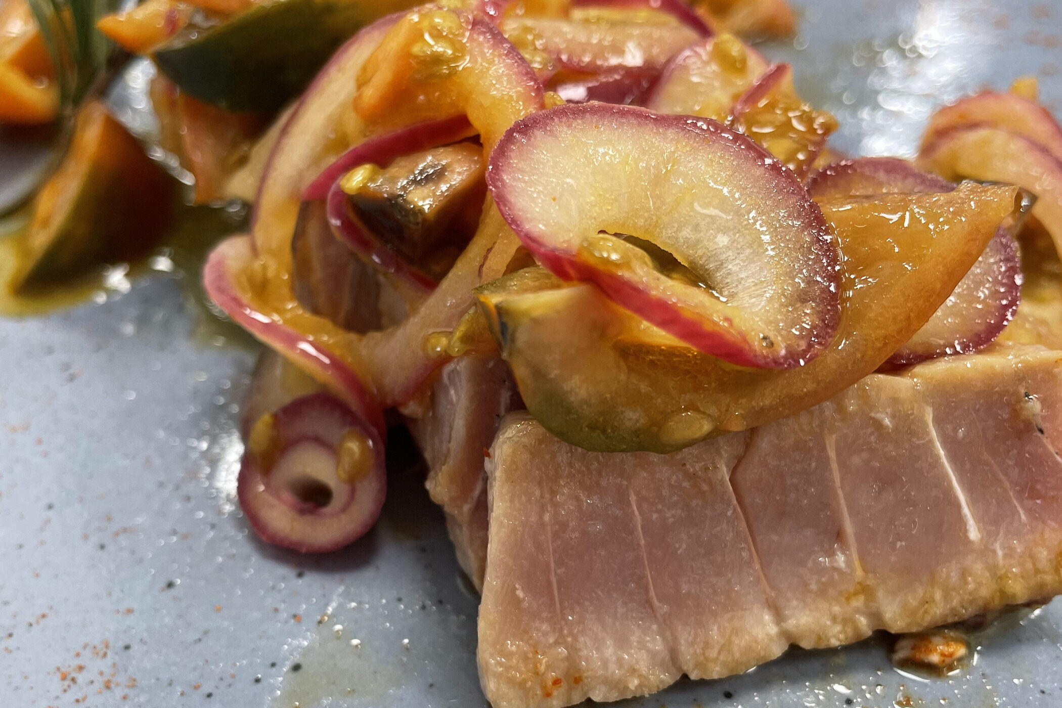 Tonno scottato, la ricetta gourmet da fare a casa - MoltoFood