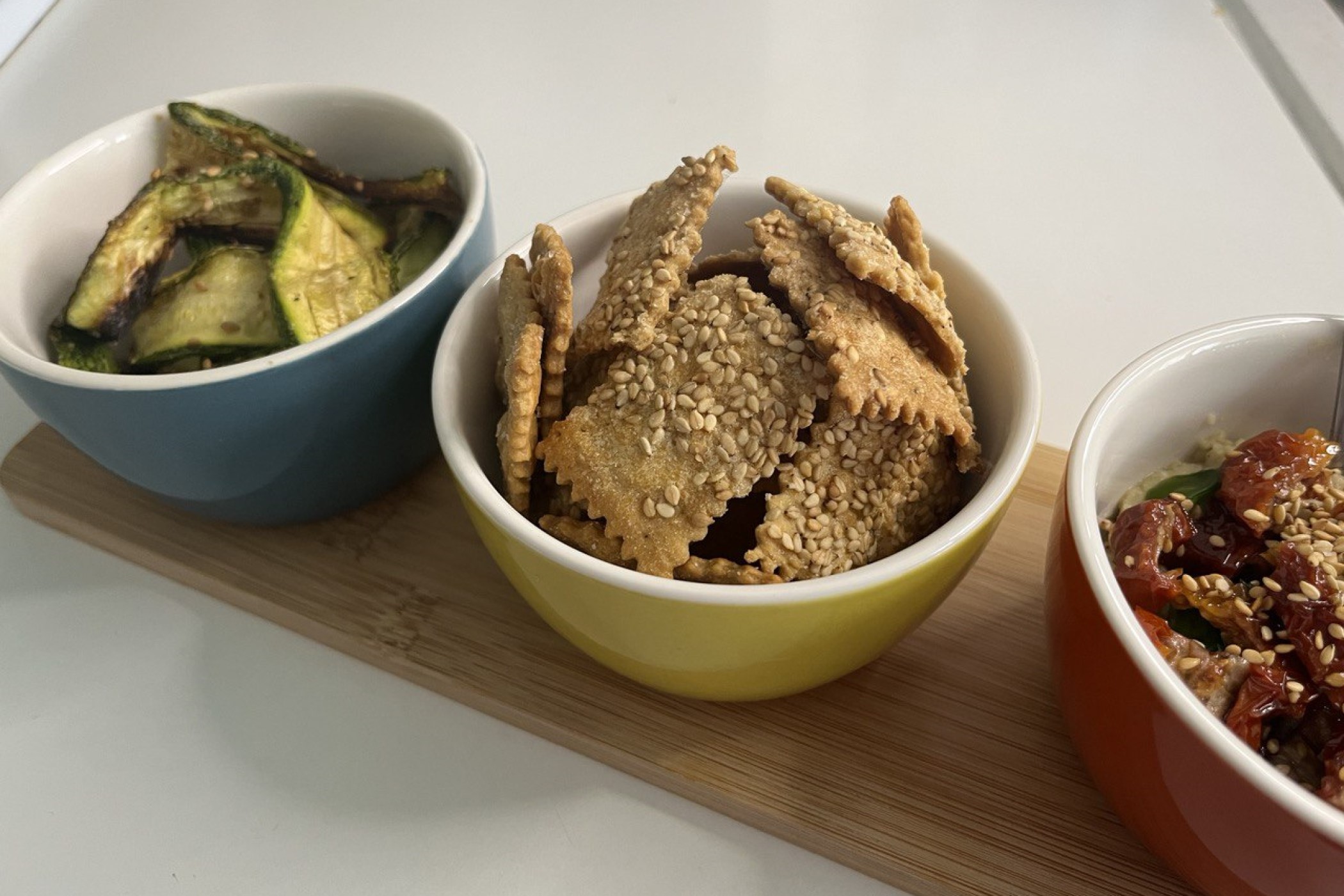 Crackers al sesamo, la ricetta facile da fare a casa - MoltoFood