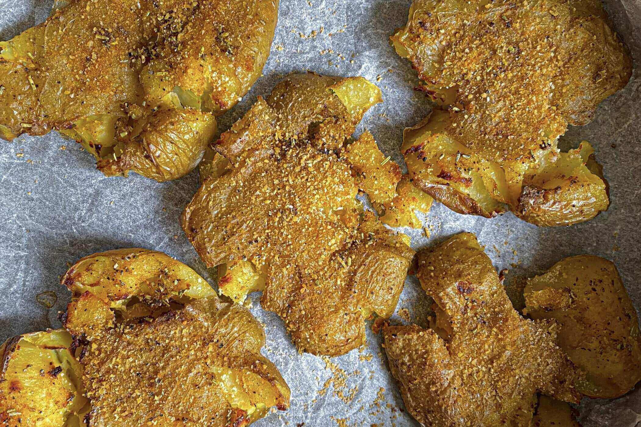 Patate gratinate, la ricetta che sta bene con tutto - MoltoFood
