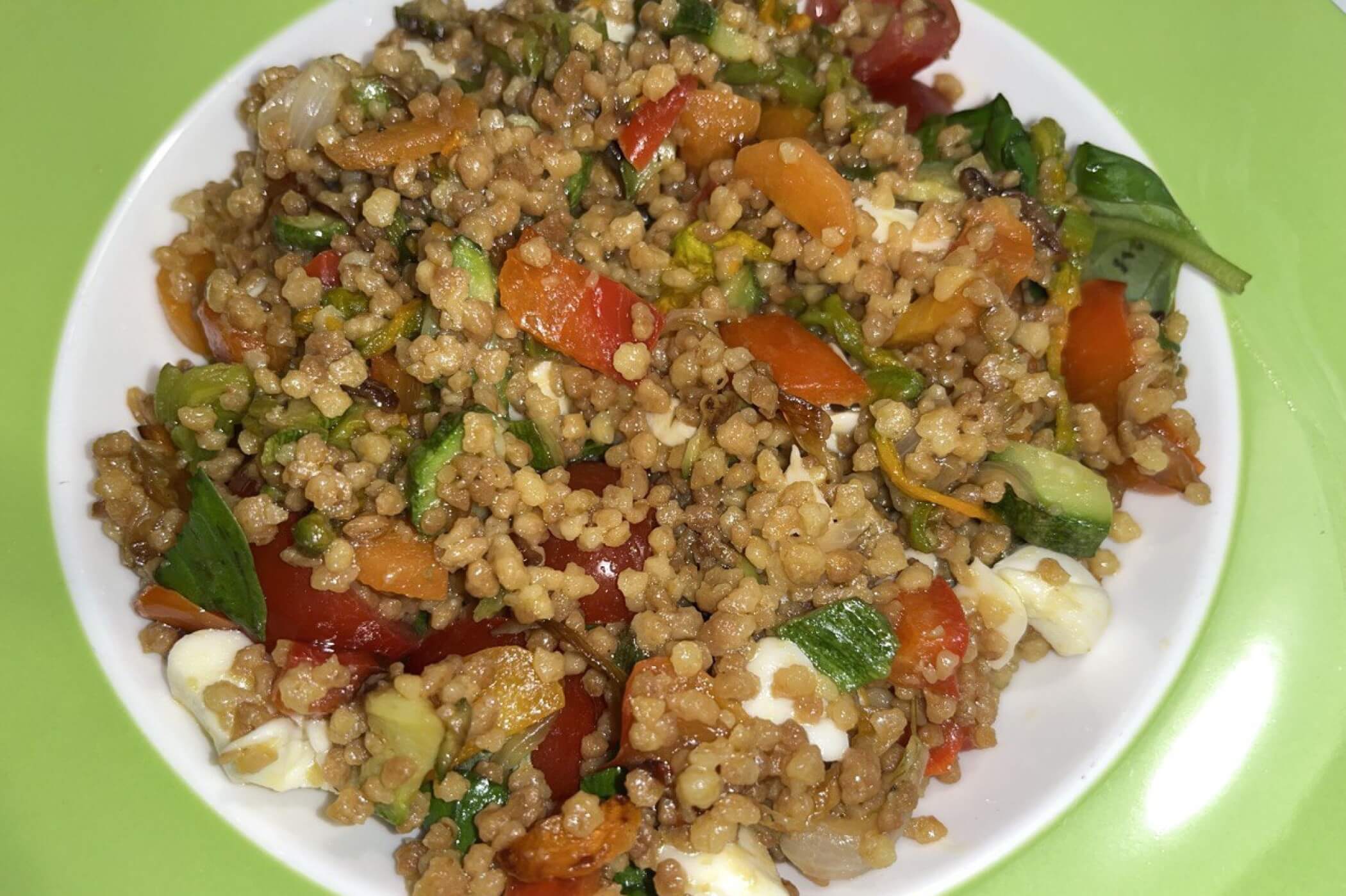 Cous cous con verdure di stagione, la ricetta facilissima - MoltoFood