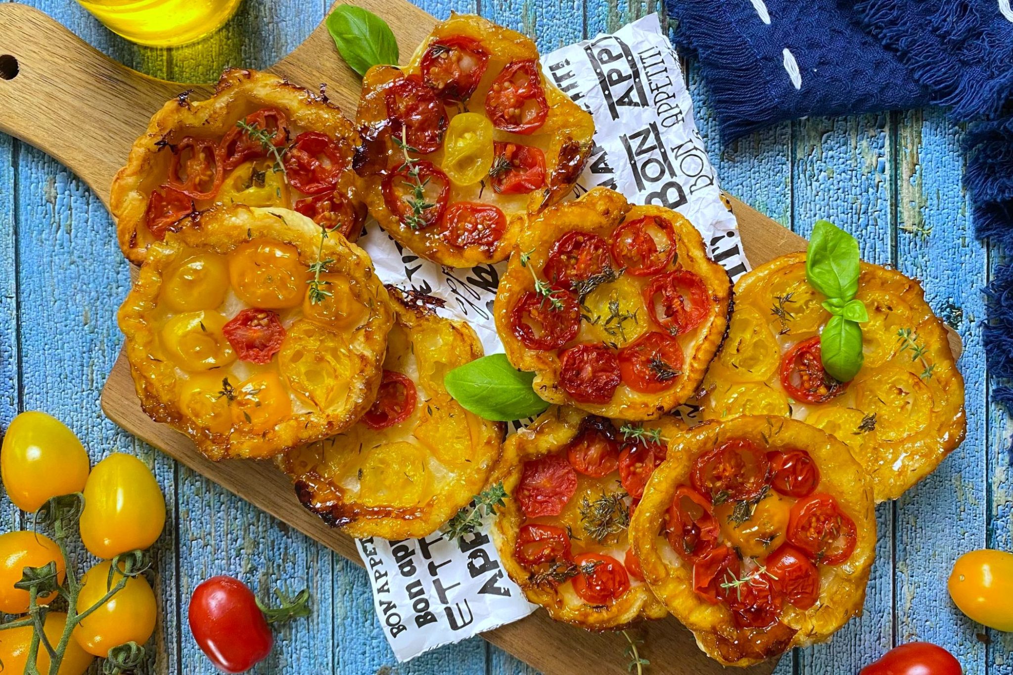 Mini tarte tatin ai pomodorini, la ricetta facile e colorata - MoltoFood