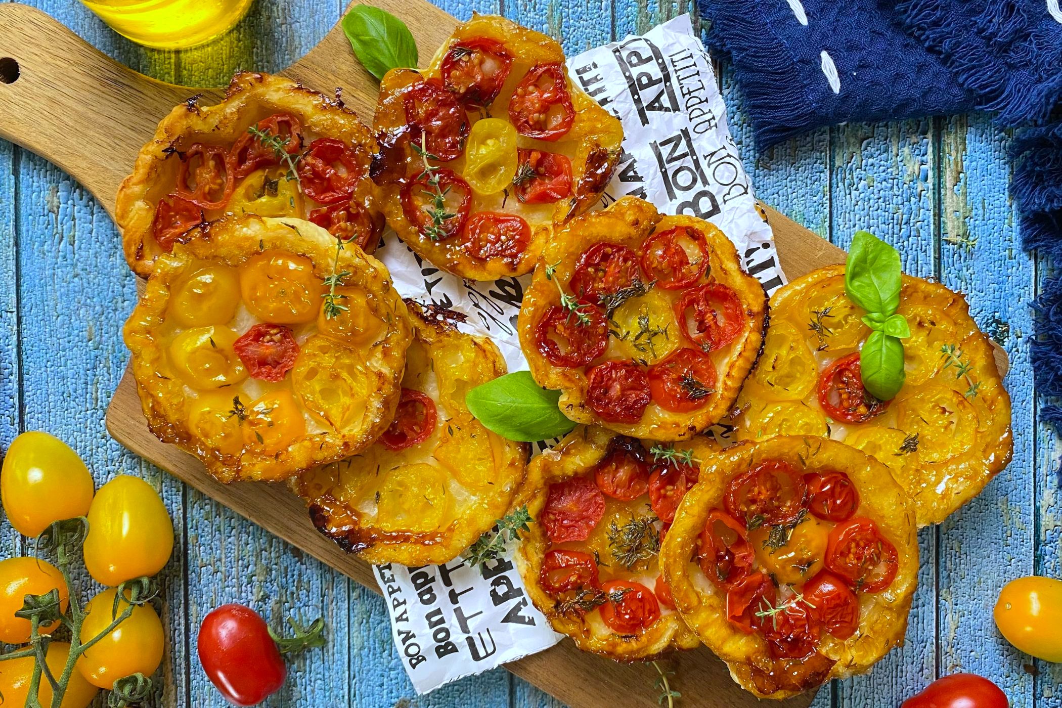 Mini tarte tatin ai pomodorini, la ricetta facile e colorata - MoltoFood