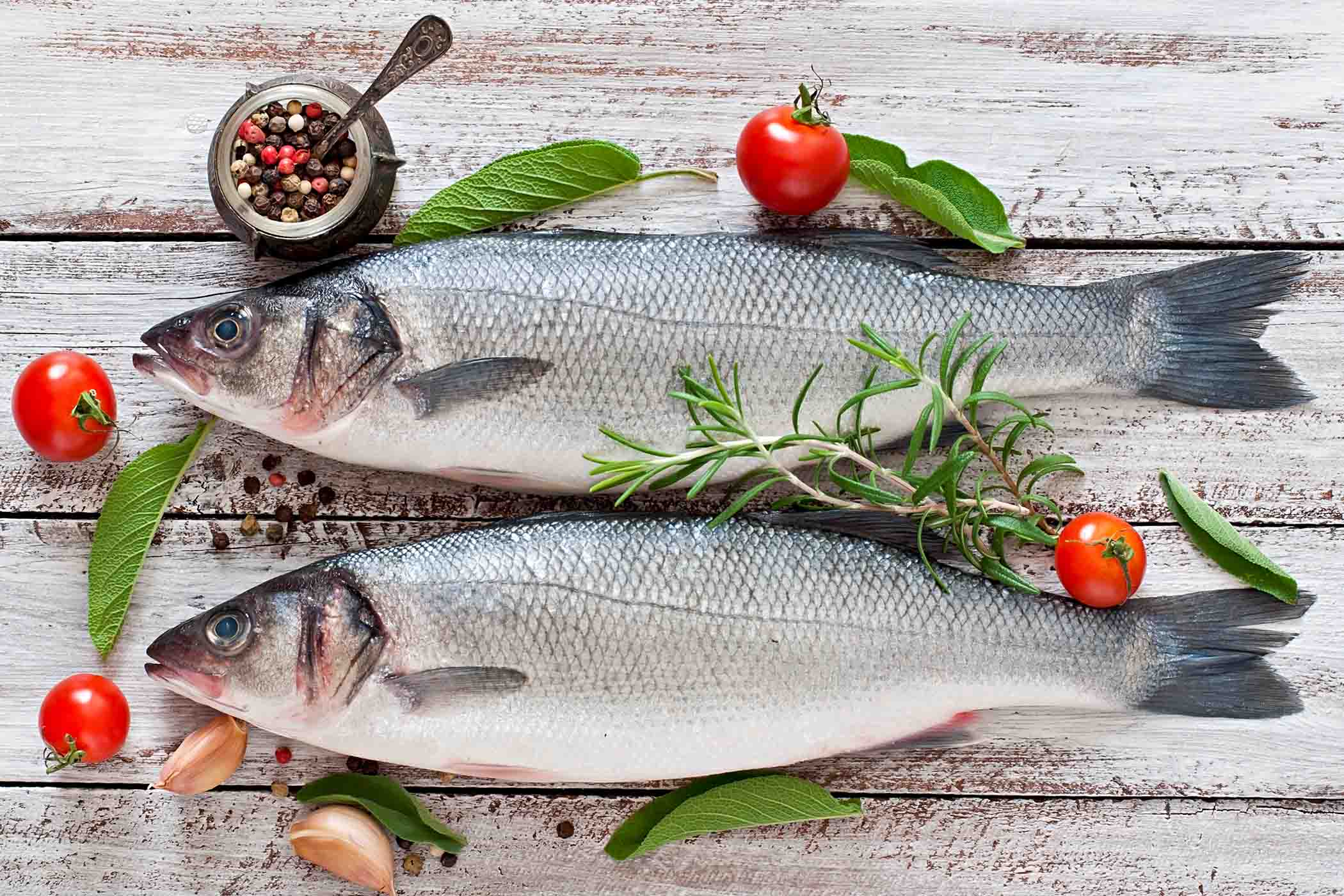 La ricetta della spigola, cannellini, 'nduja e percebes - MoltoFood