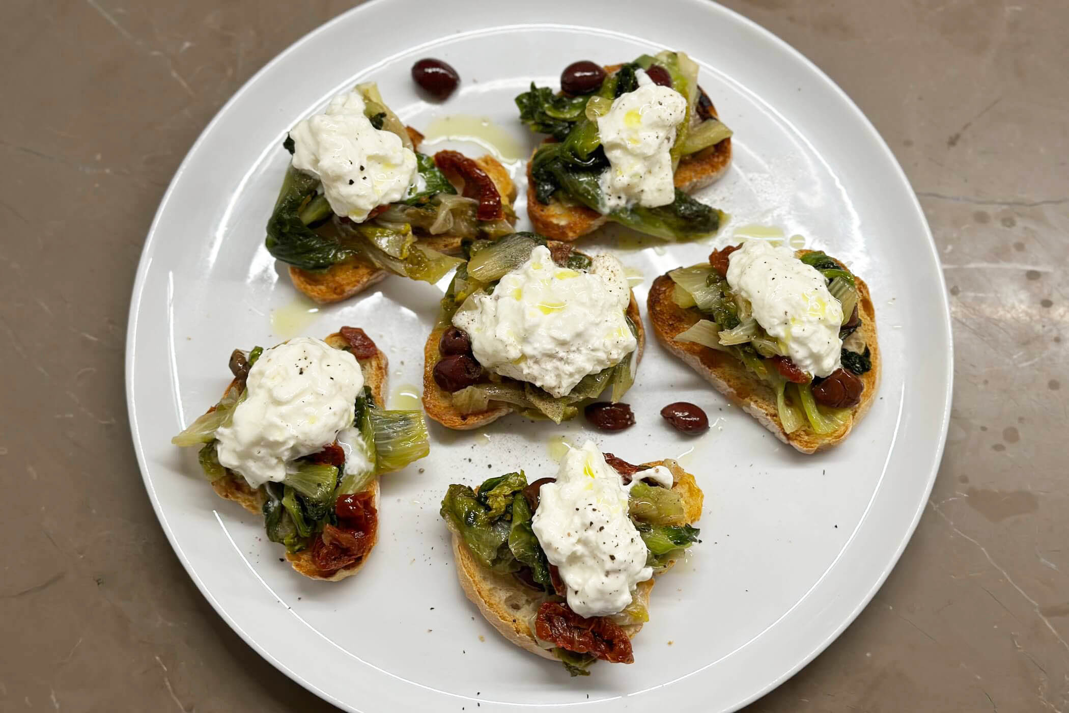 Crostini con scarola e burrata, la ricetta da provare - MoltoFood