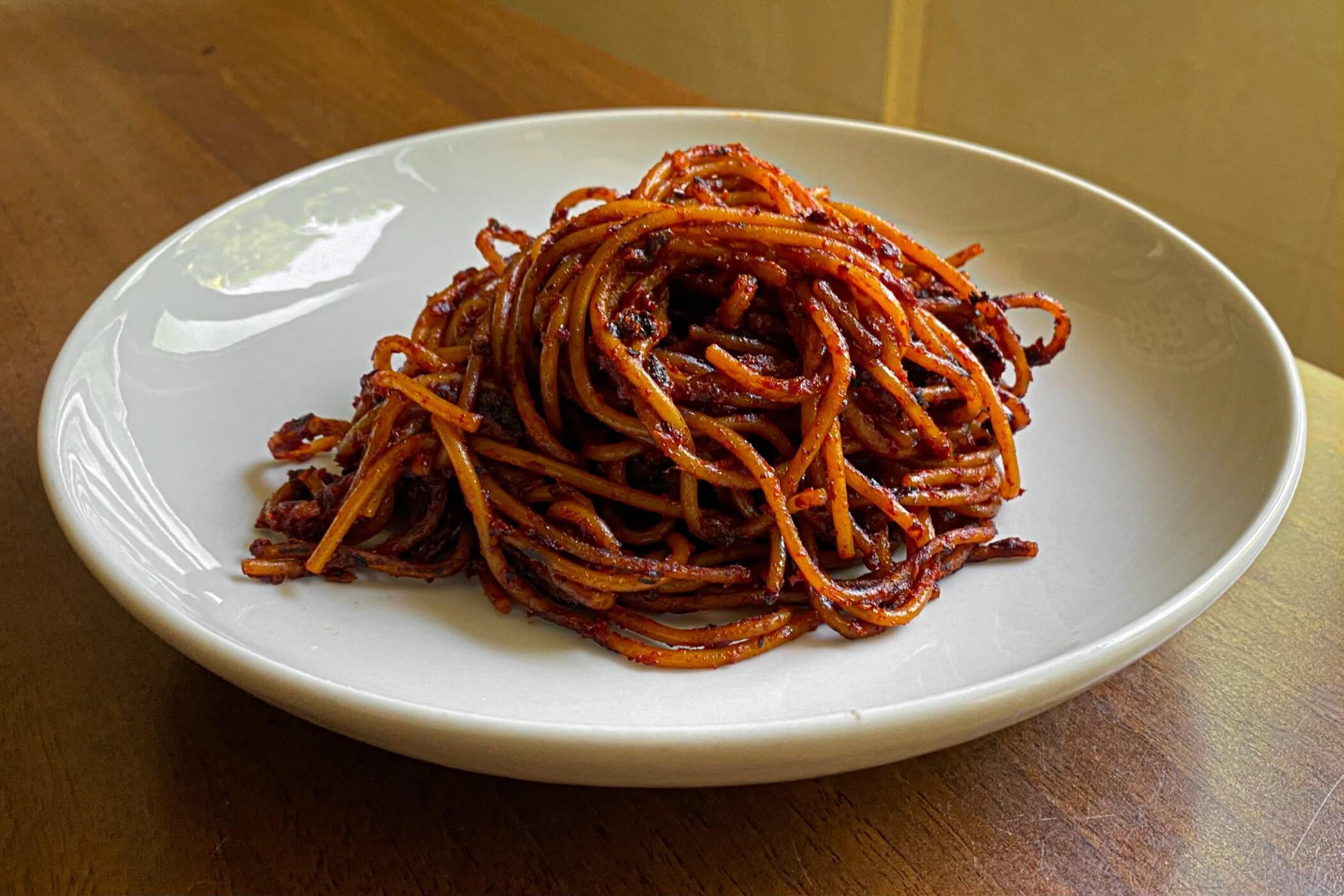 Spaghetti all'assassina, la ricetta originale barese - MoltoFood