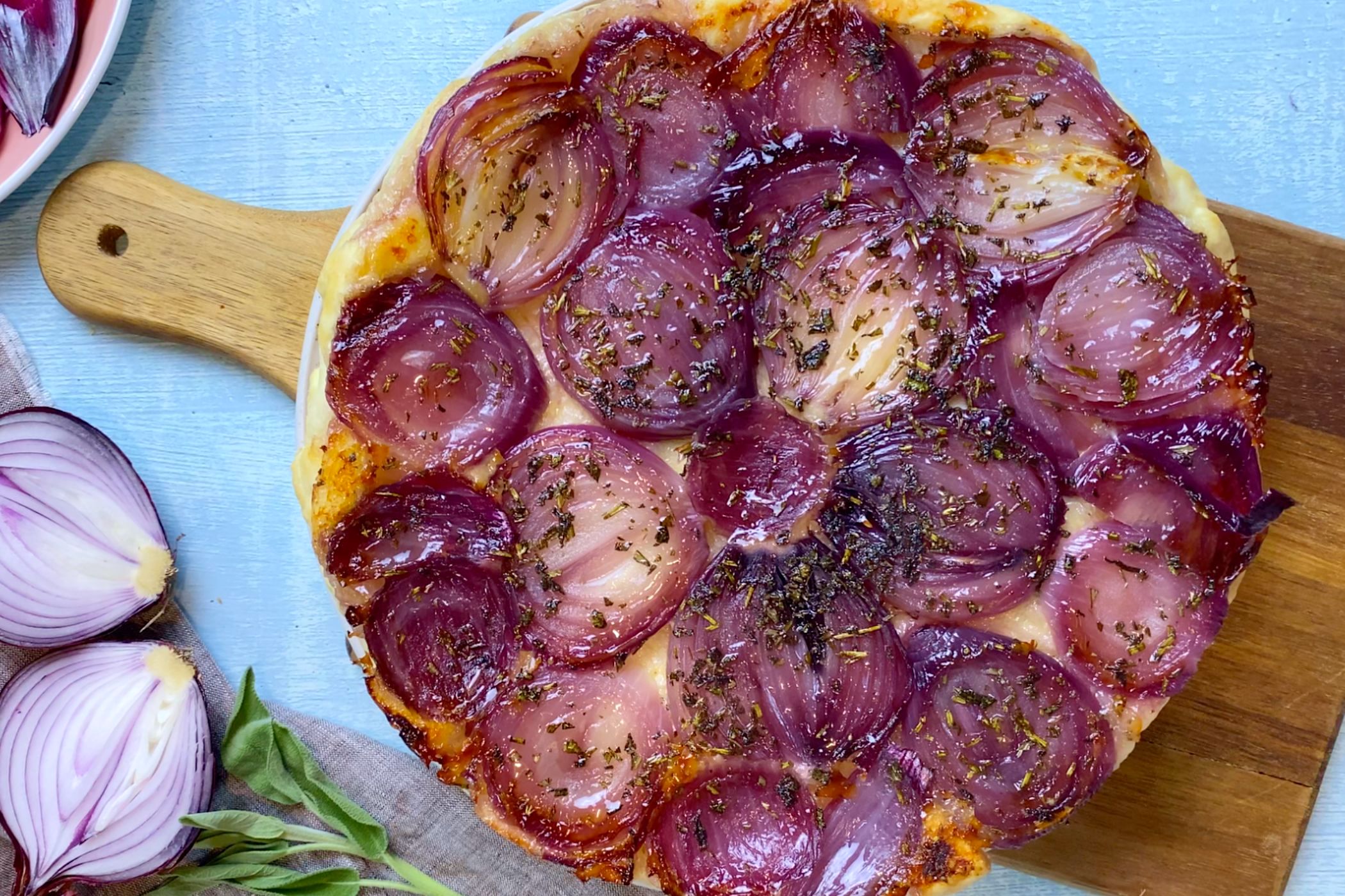 Tarte tatin di cipolle, la ricetta facilissima - MoltoFood