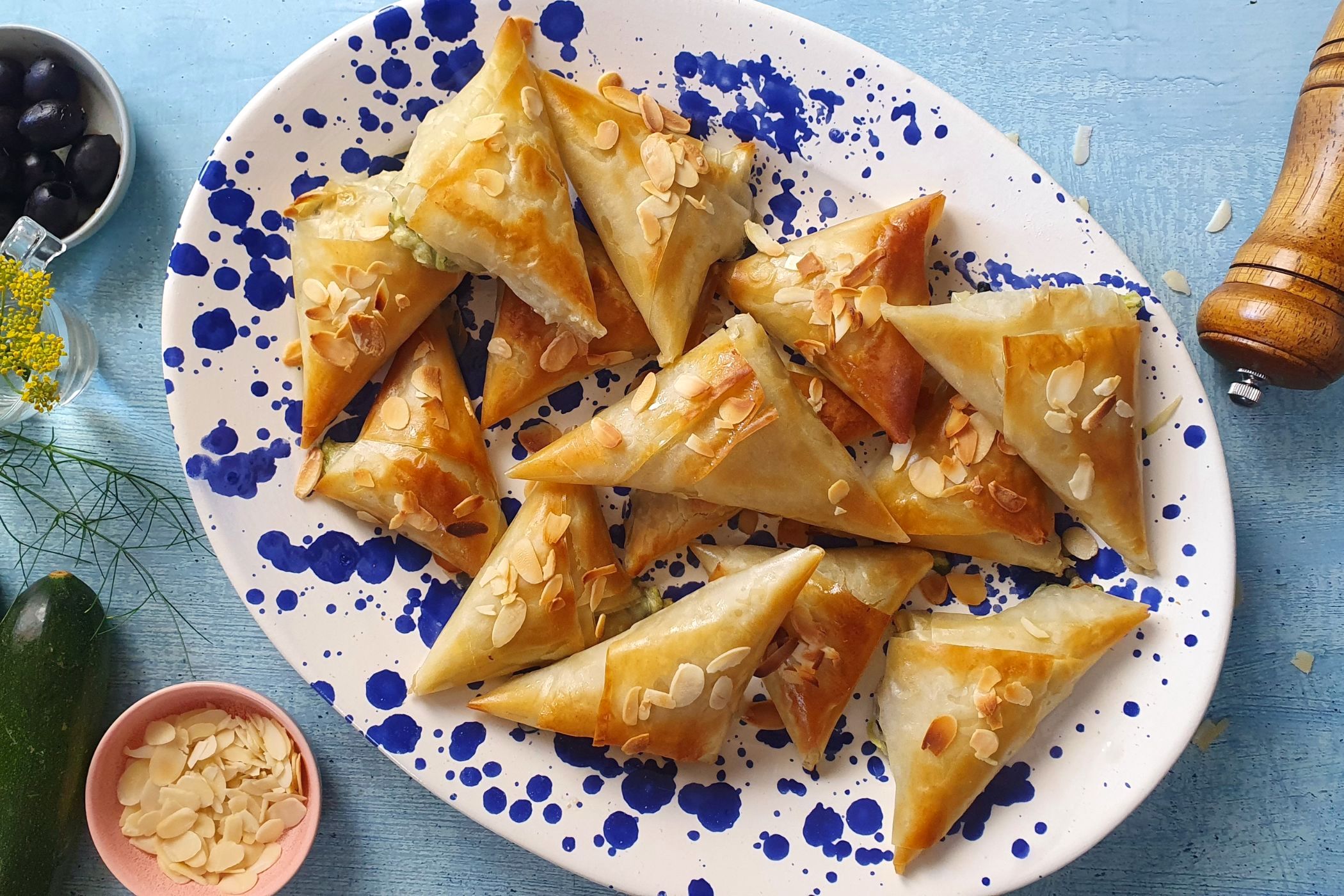 Triangoli di pasta fillo alle zucchine, la ricetta - MoltoFood