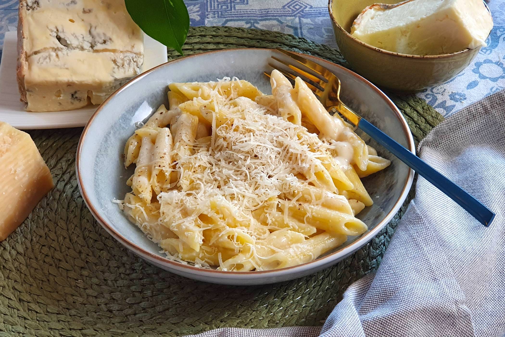 Pasta ai 4 formaggi, la ricetta - MoltoFood