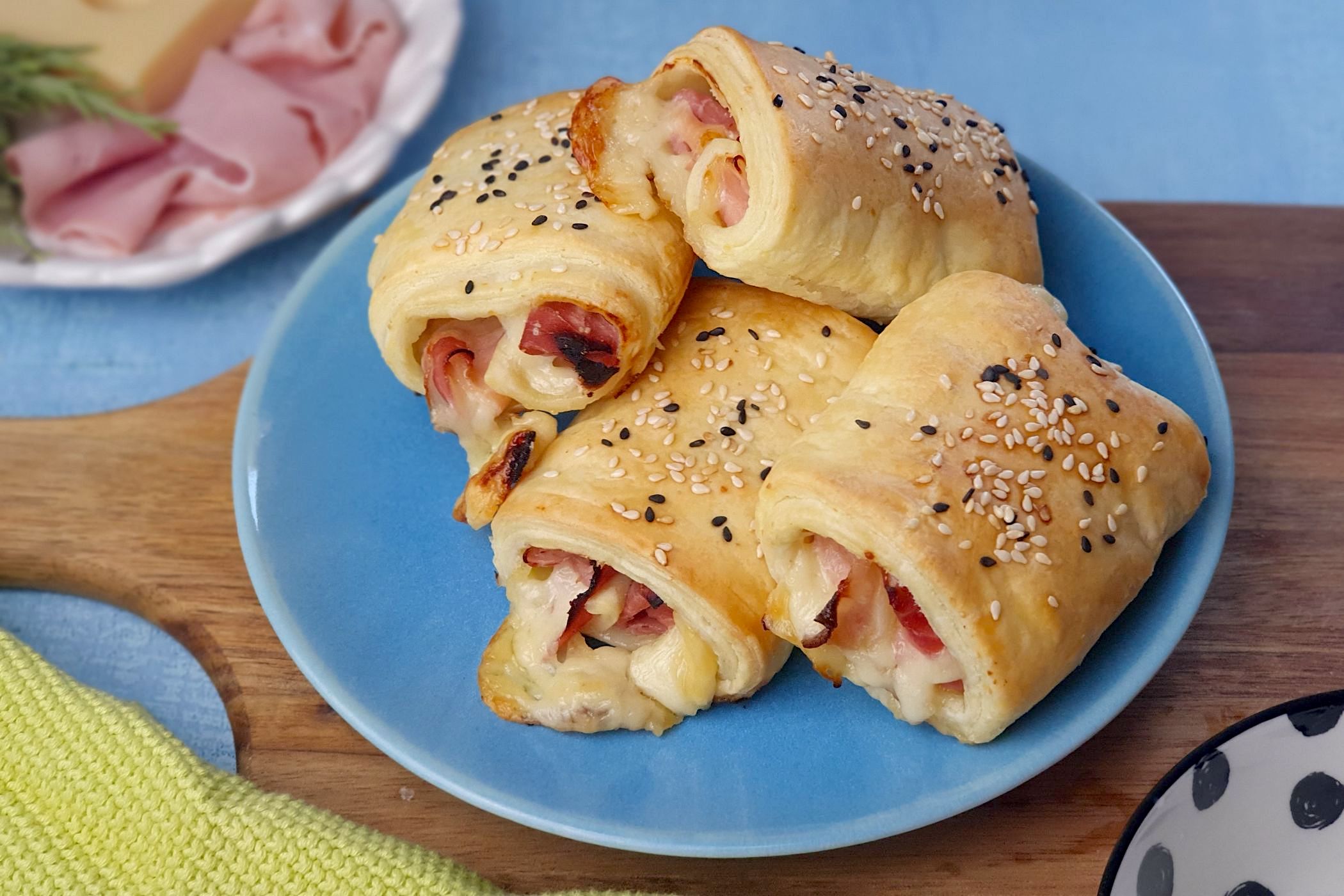 Fagottini di pasta sfoglia prosciutto e formaggio, ricetta - MoltoFood