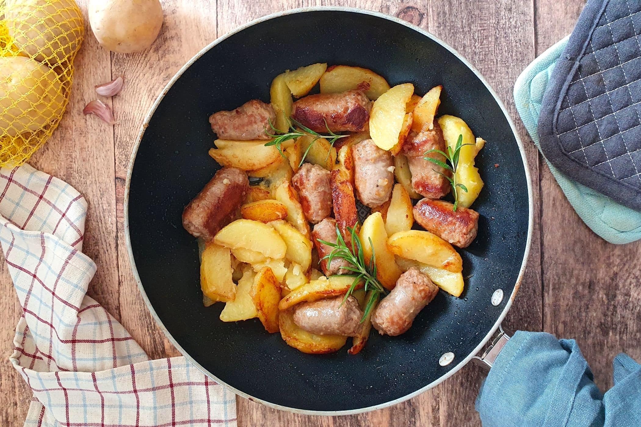 Salsiccia e patate in padella, la ricetta veloce - MoltoFood