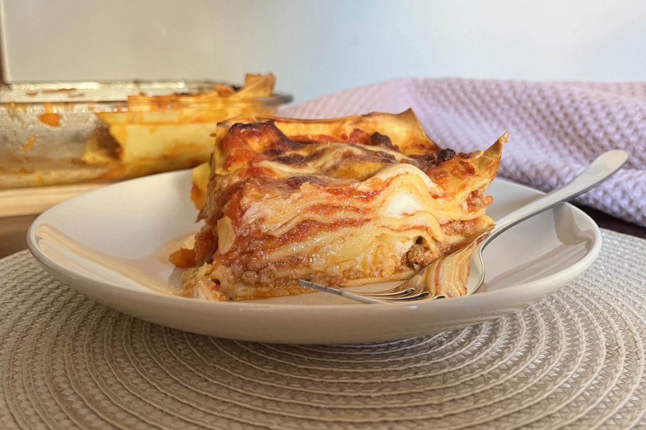 Lasagne, la ricetta classica con ragù e besciamella - MoltoFood