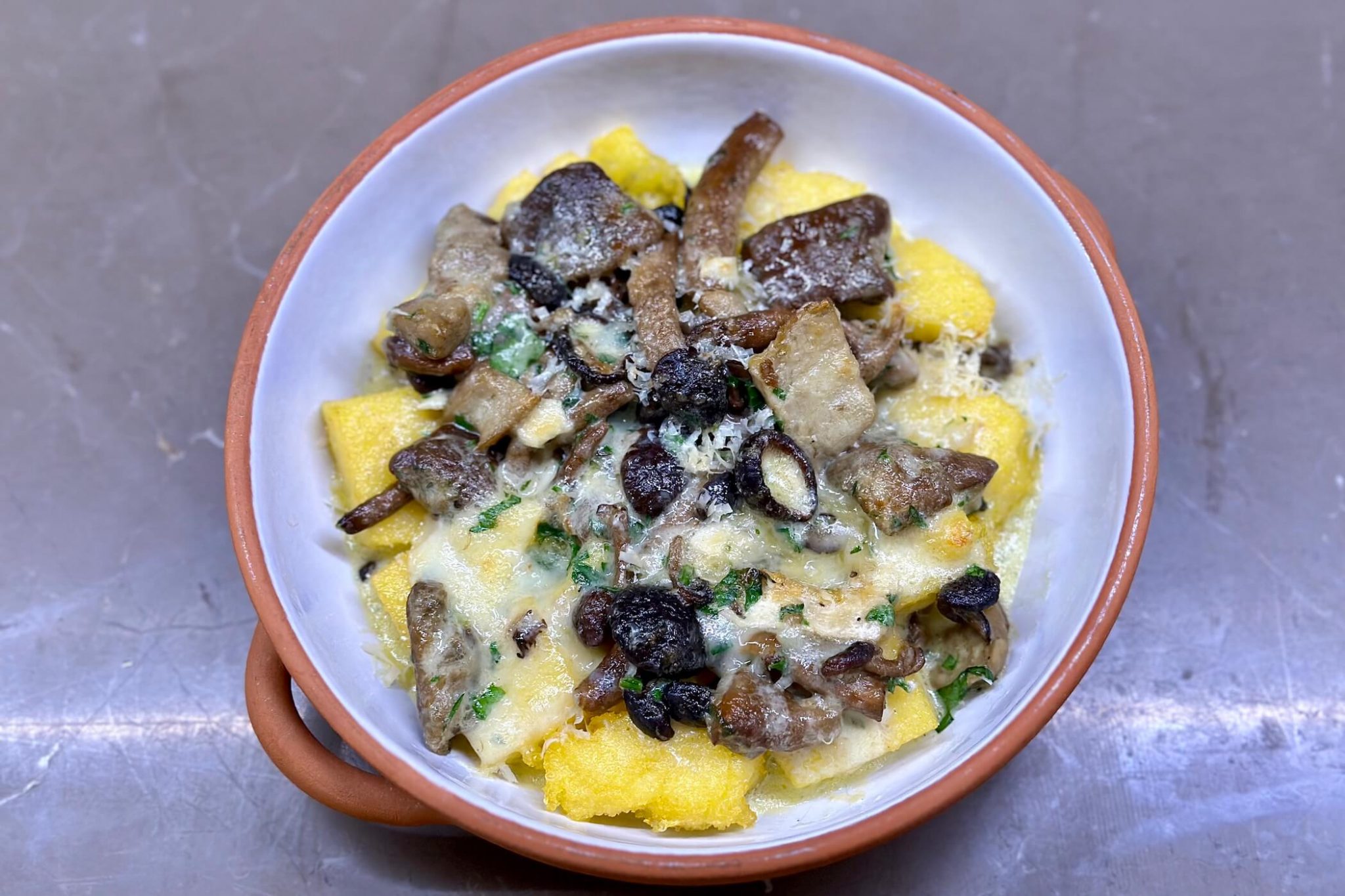 Polenta fritta, la ricetta con funghi e formaggio - MoltoFood