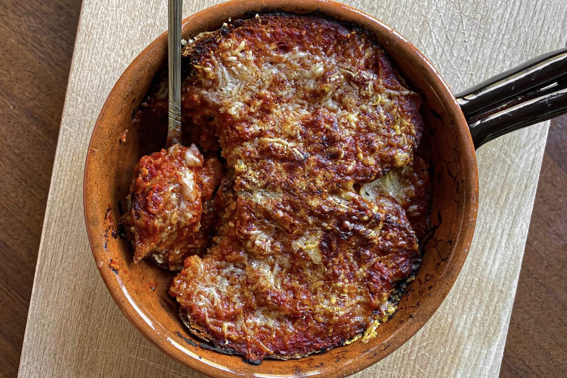 Parmigiana di pane raffermo, la ricetta - MoltoFood