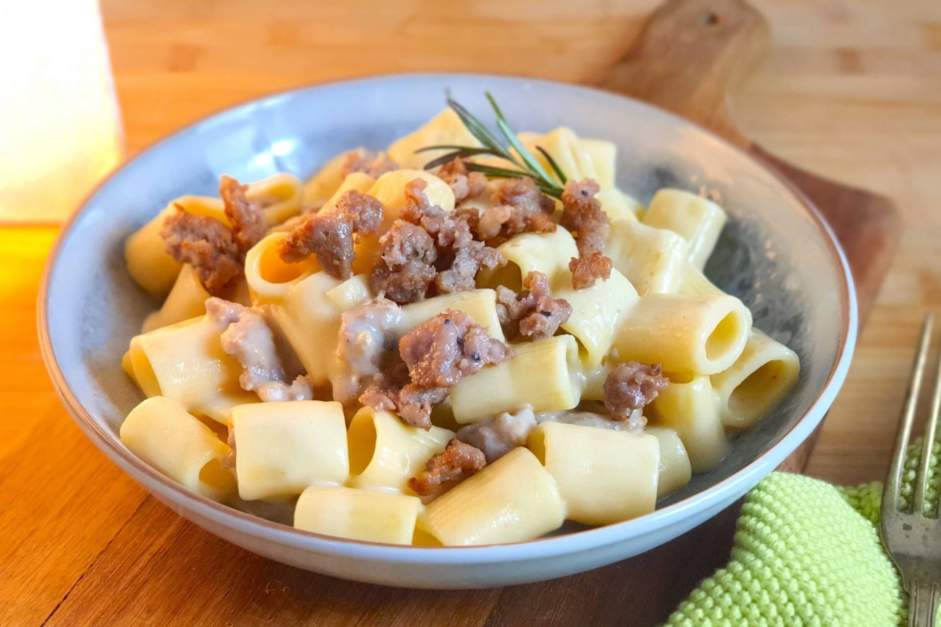 Pasta con crema di patate e salsiccia, la ricetta - MoltoFood