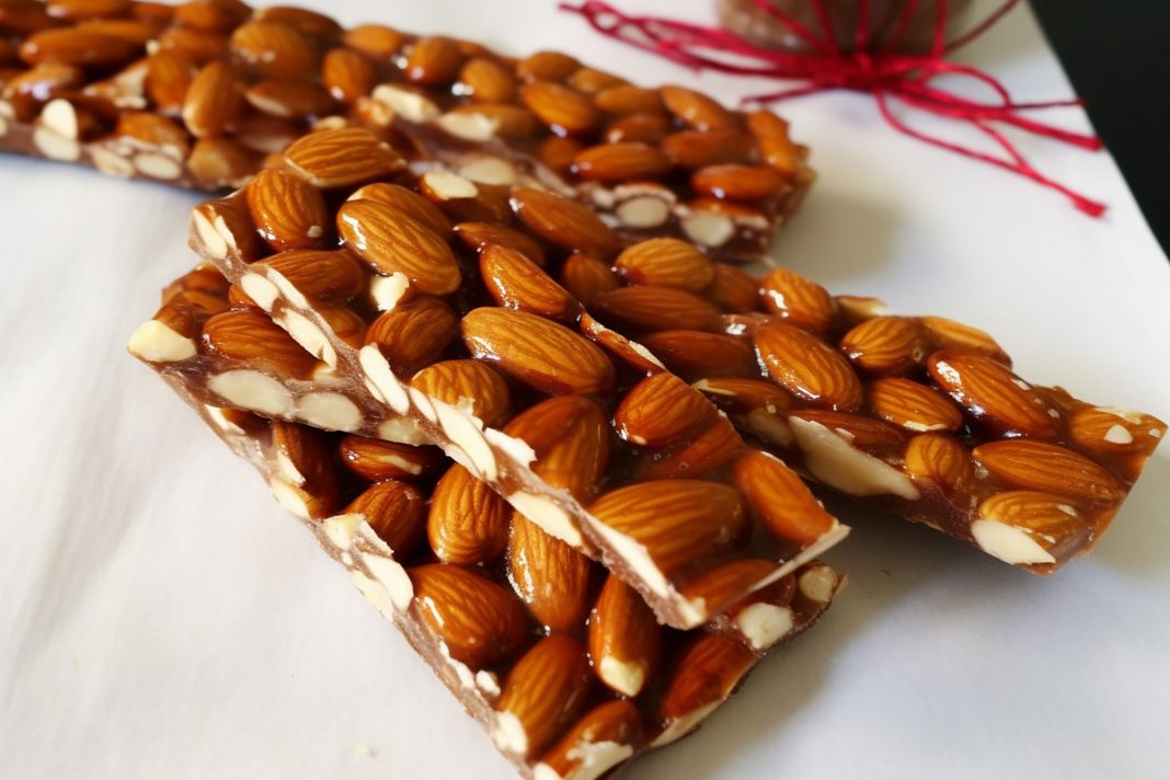 Croccante di mandorle, la ricetta facile da fare a casa - MoltoFood