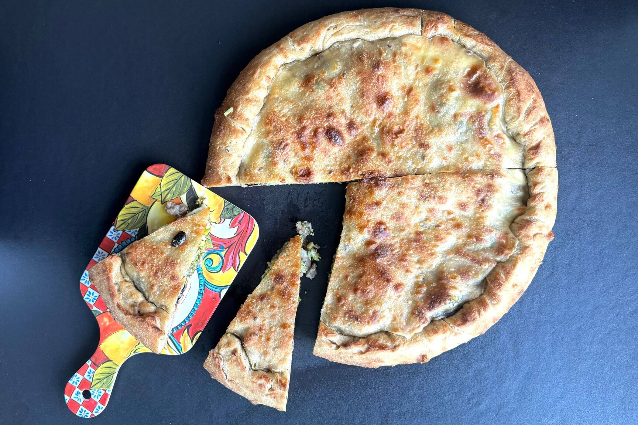 Scacciata catanese broccoli e salsiccia, la ricetta - MoltoFood