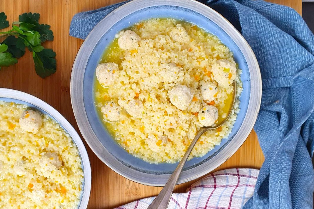 Pastina in brodo, la ricetta con polpettine di pollo - MoltoFood