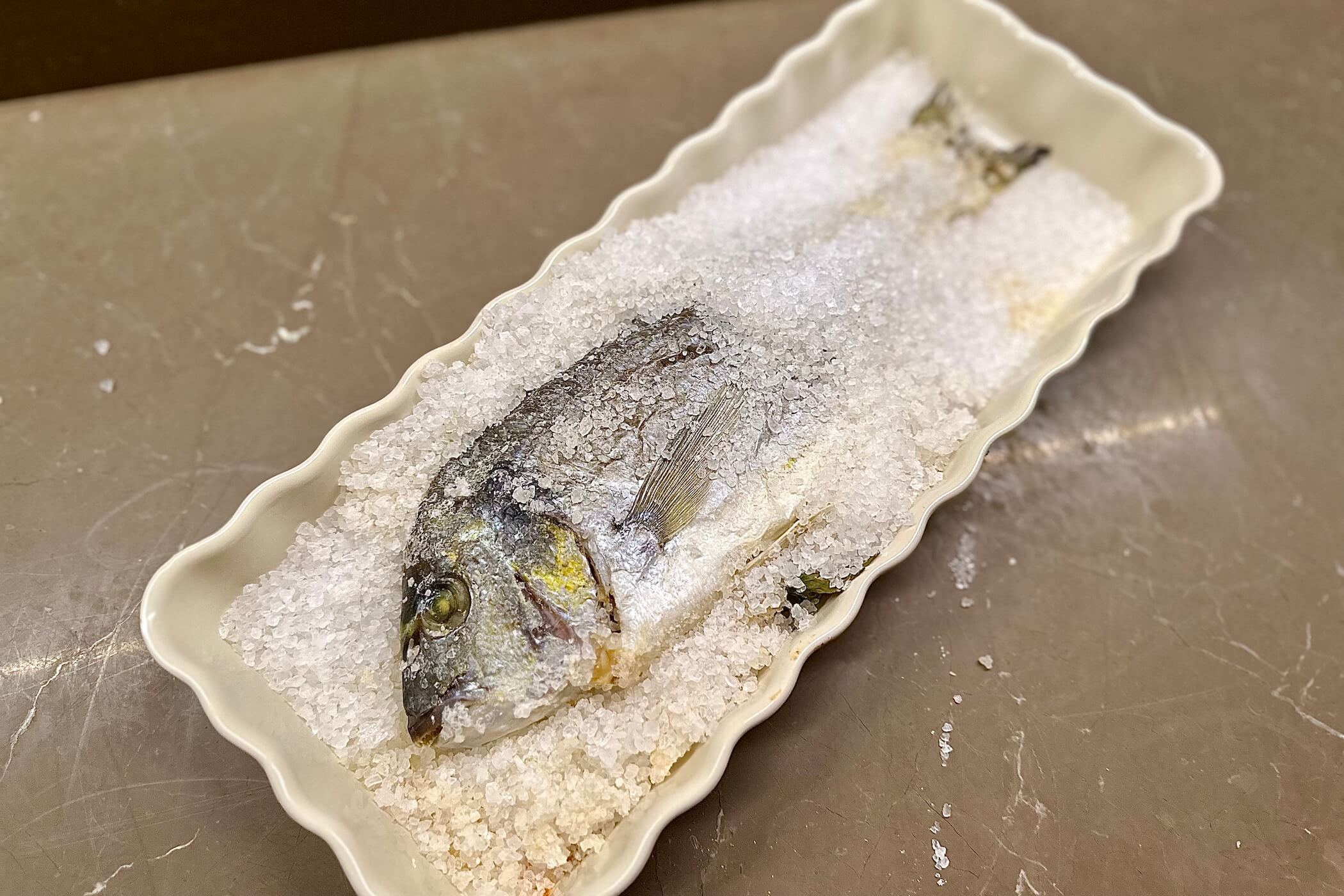 Orata al sale, la ricetta step by step alla portata di tutti - MoltoFood
