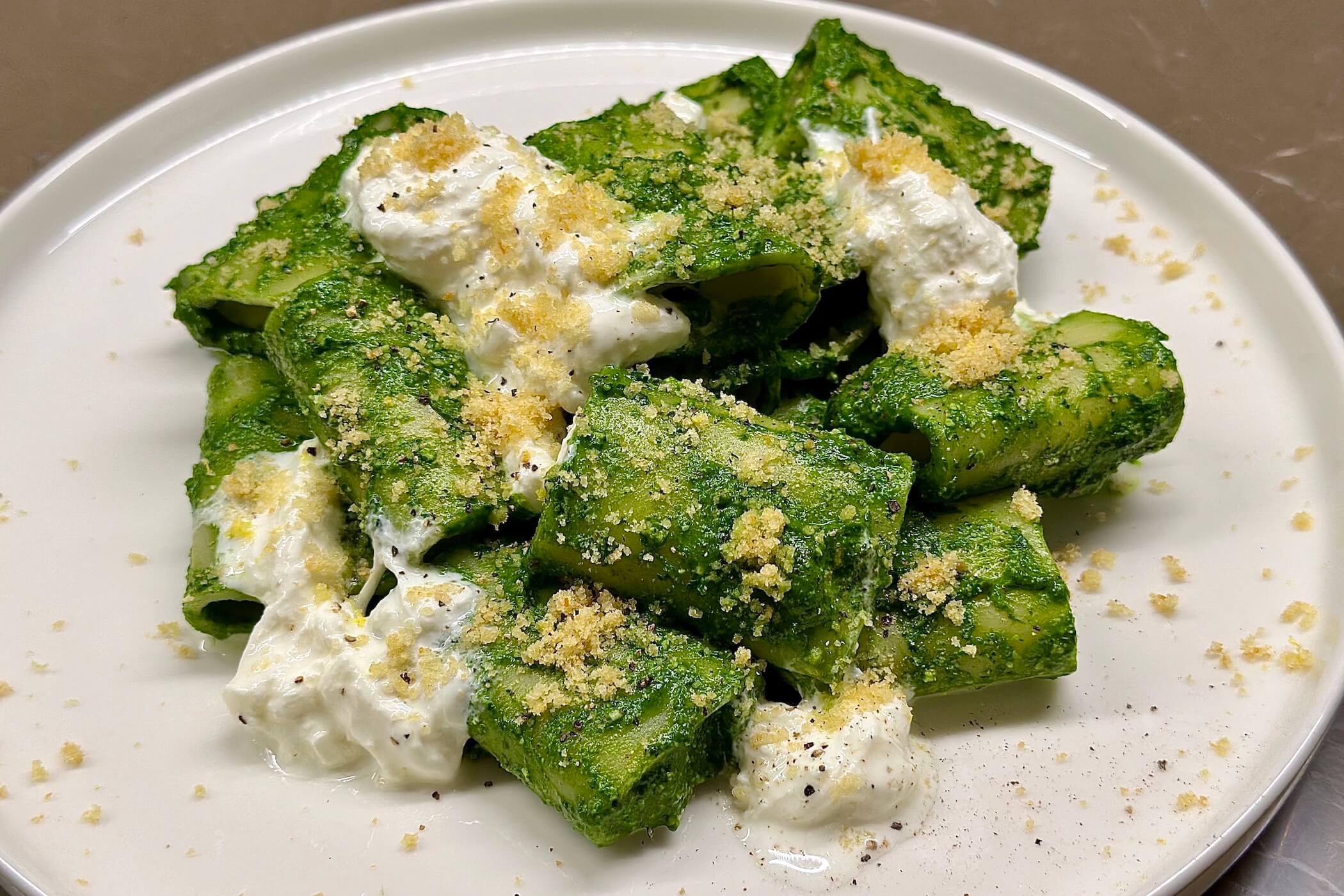 Pasta con pesto di cavolo nero, la ricetta - MoltoFood