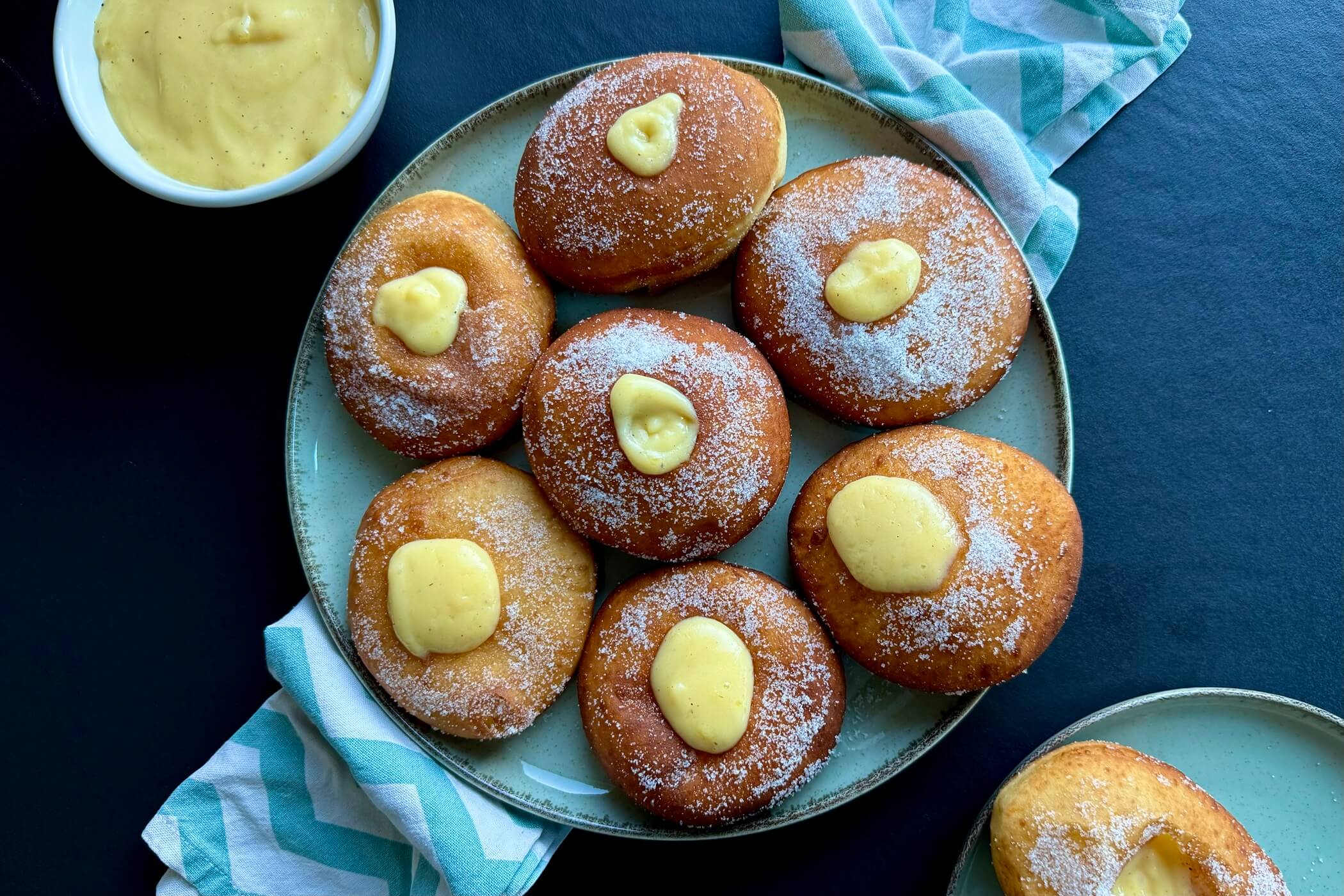 Bomboloni alla crema, la ricetta perfetta - MoltoFood