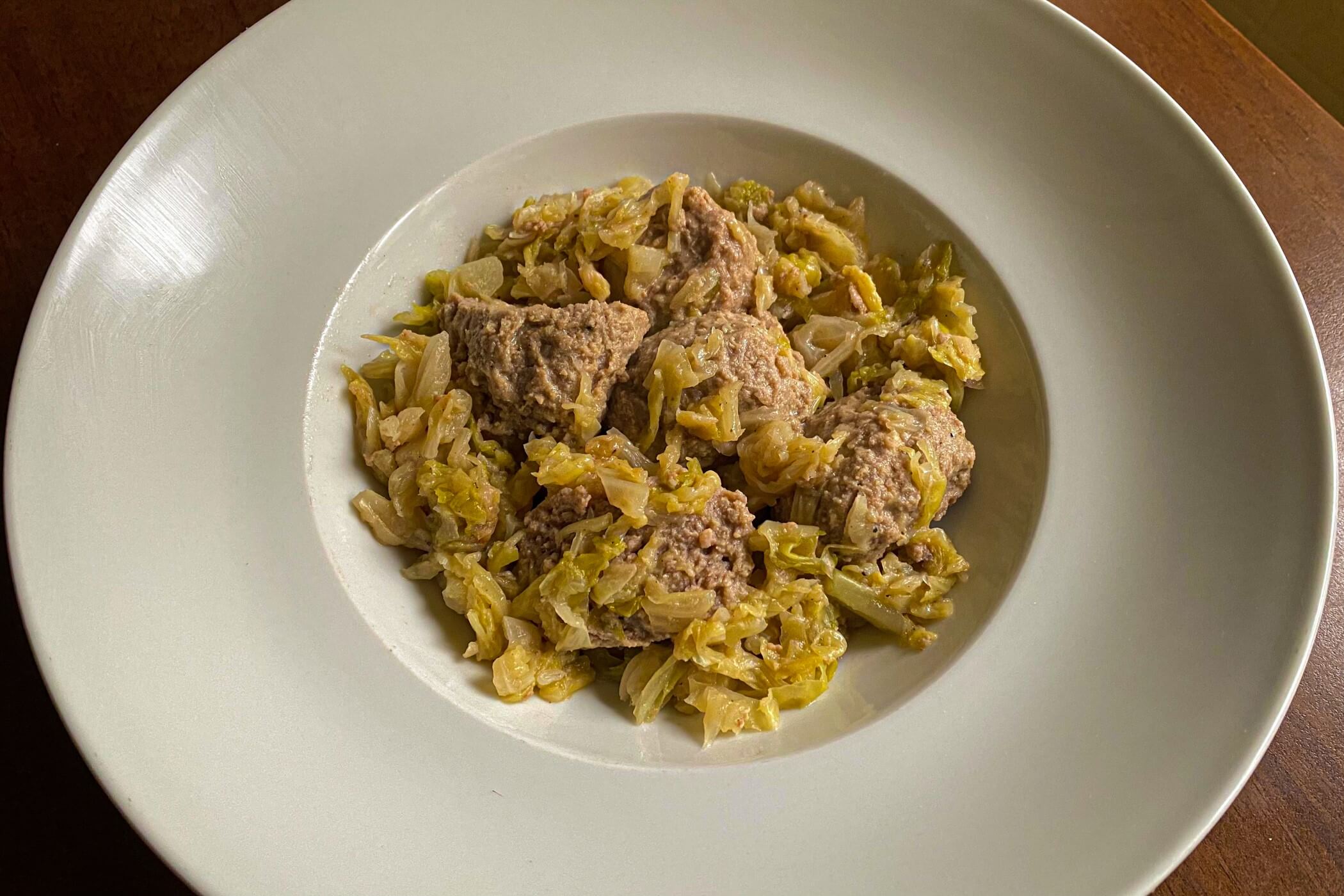 Verza stufata con polpette, la ricetta - MoltoFood