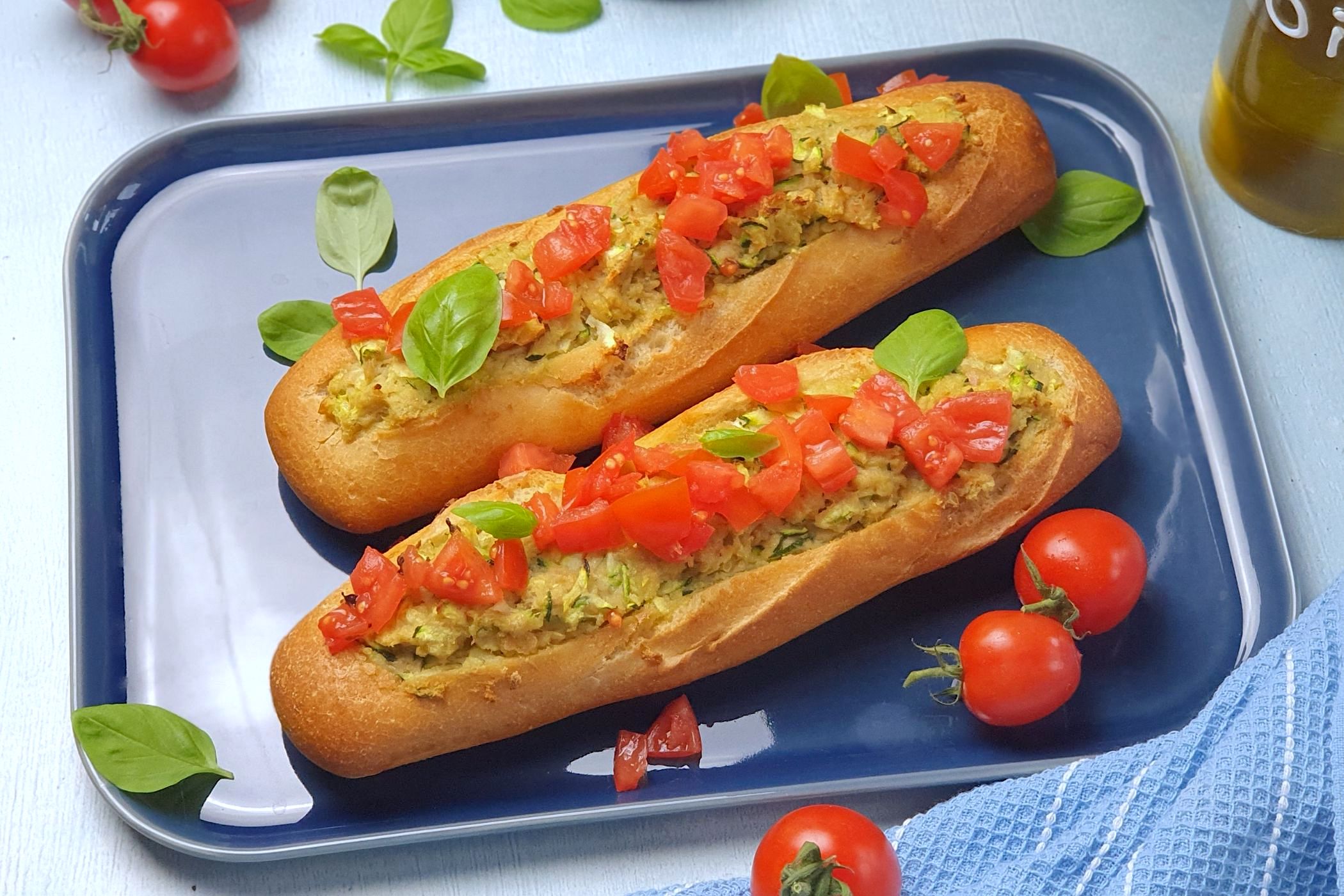 Baguette ripiena con tonno e zucchine, la ricetta - MoltoFood