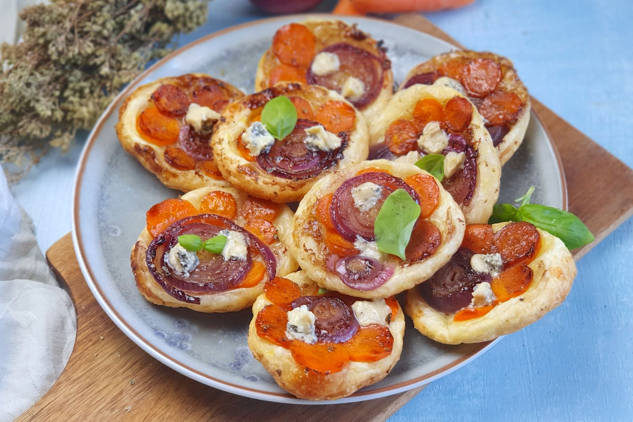 Mini tarte tatin di cipolle rosse, la ricetta originale - MoltoFood