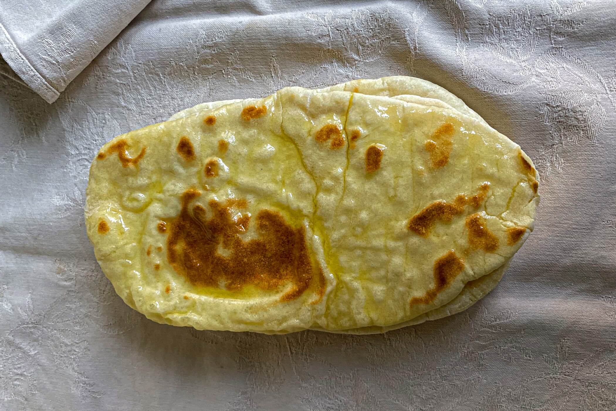 Pane naan, la ricetta facile del pane indiano - MoltoFood