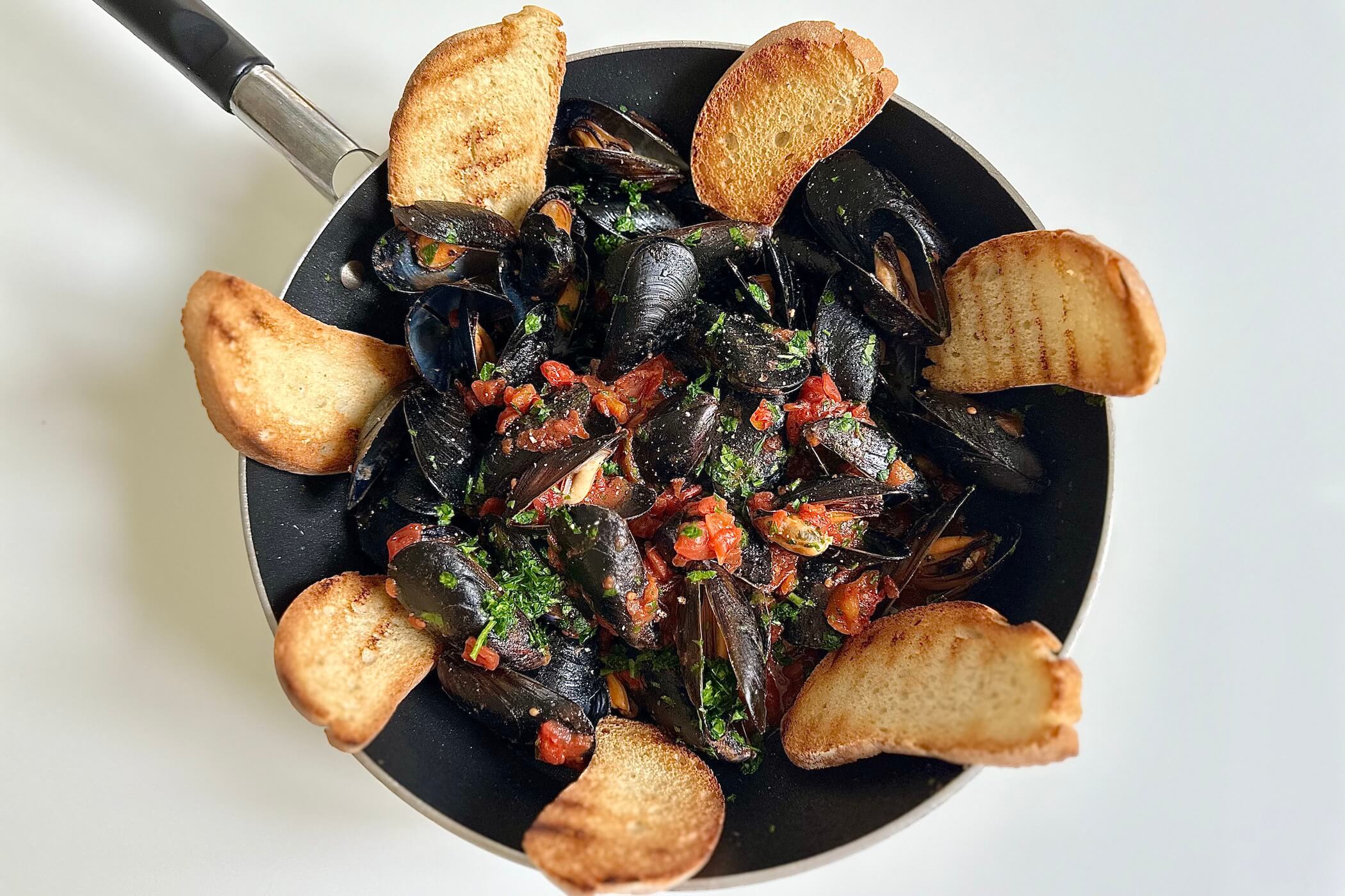 Cozze alla tarantina, la ricetta che profuma di vacanze - MoltoFood