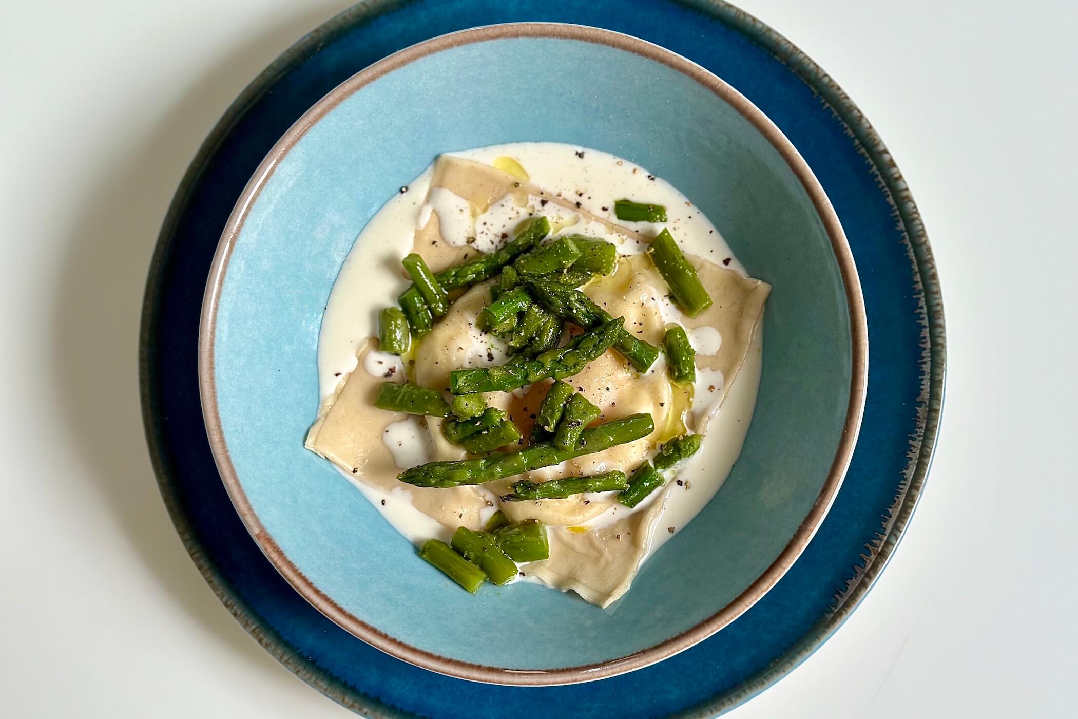 Raviolone ripieno con tuorlo fondente, la ricetta facile - MoltoFood