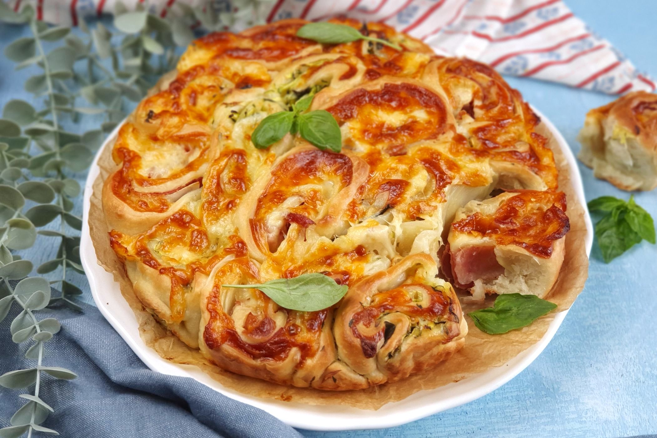 Torta di rose salata, la ricetta con doppia farcitura - MoltoFood