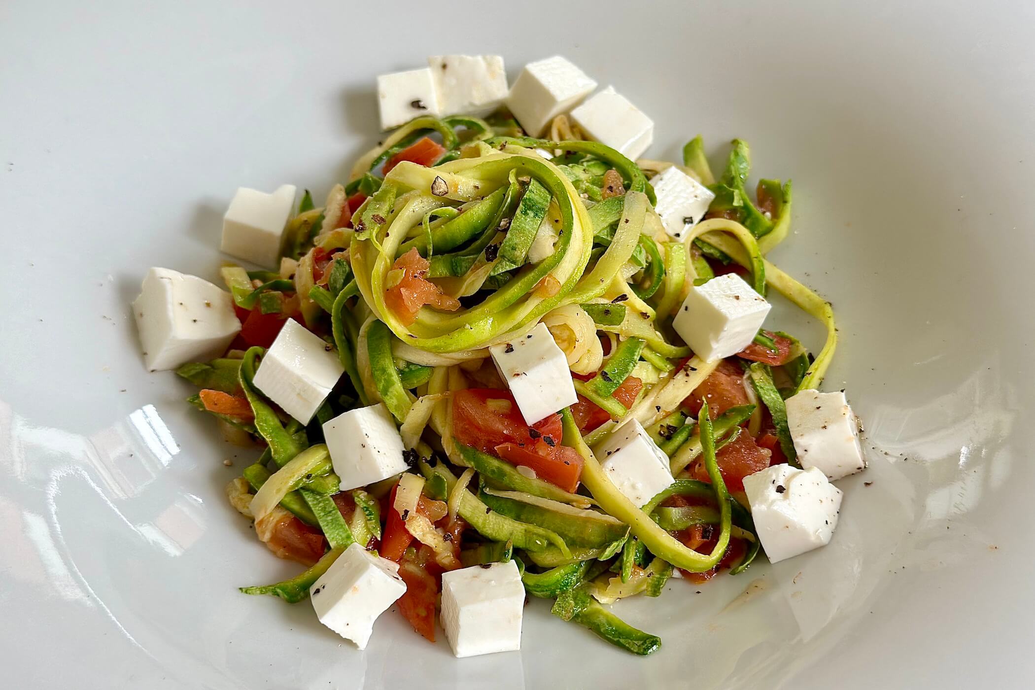 Spaghetti di zucchine, la ricetta furba e leggera - MoltoFood