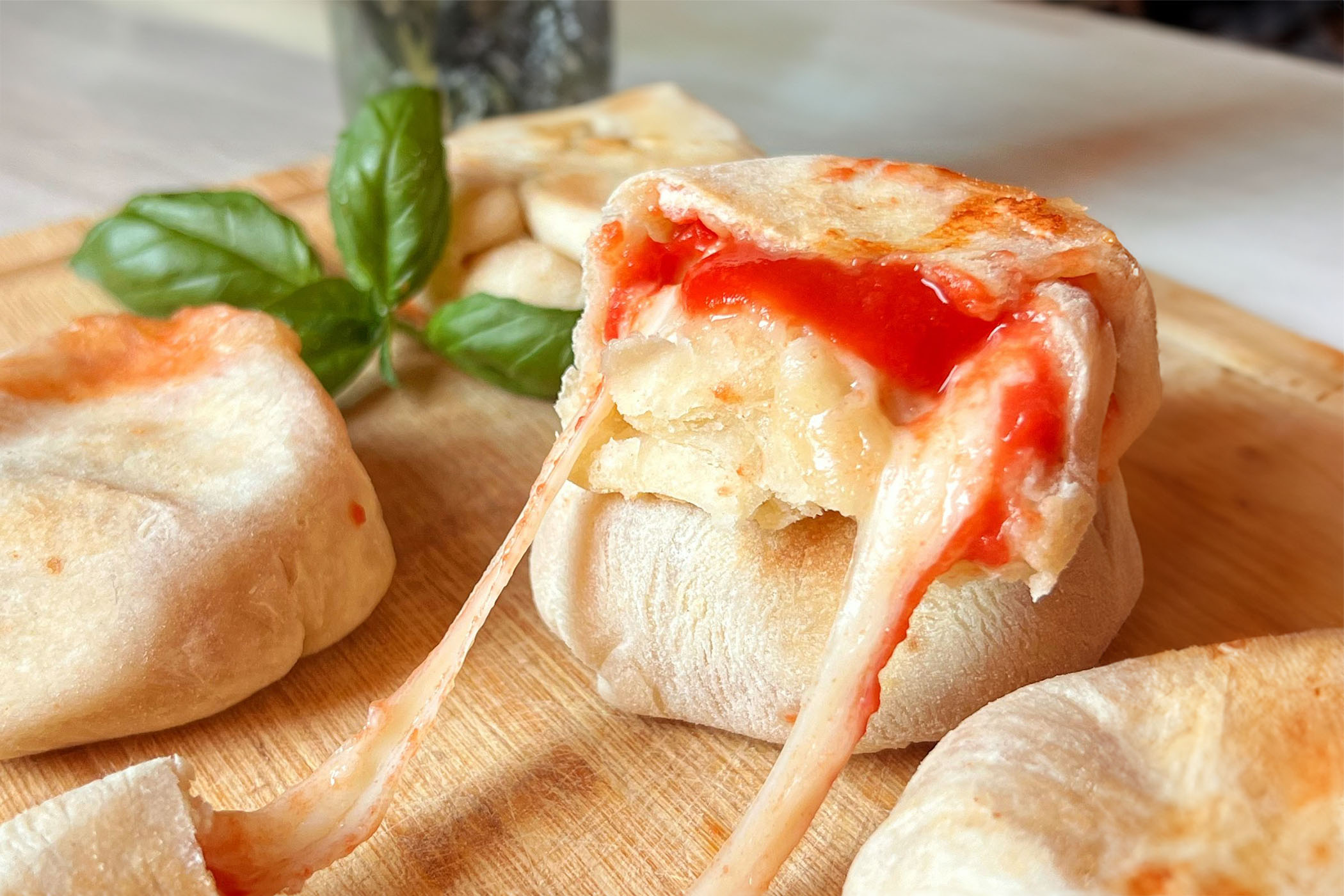 Mini pizza bombs, le bombette (light) sfiziose cotte in padella - MoltoFood