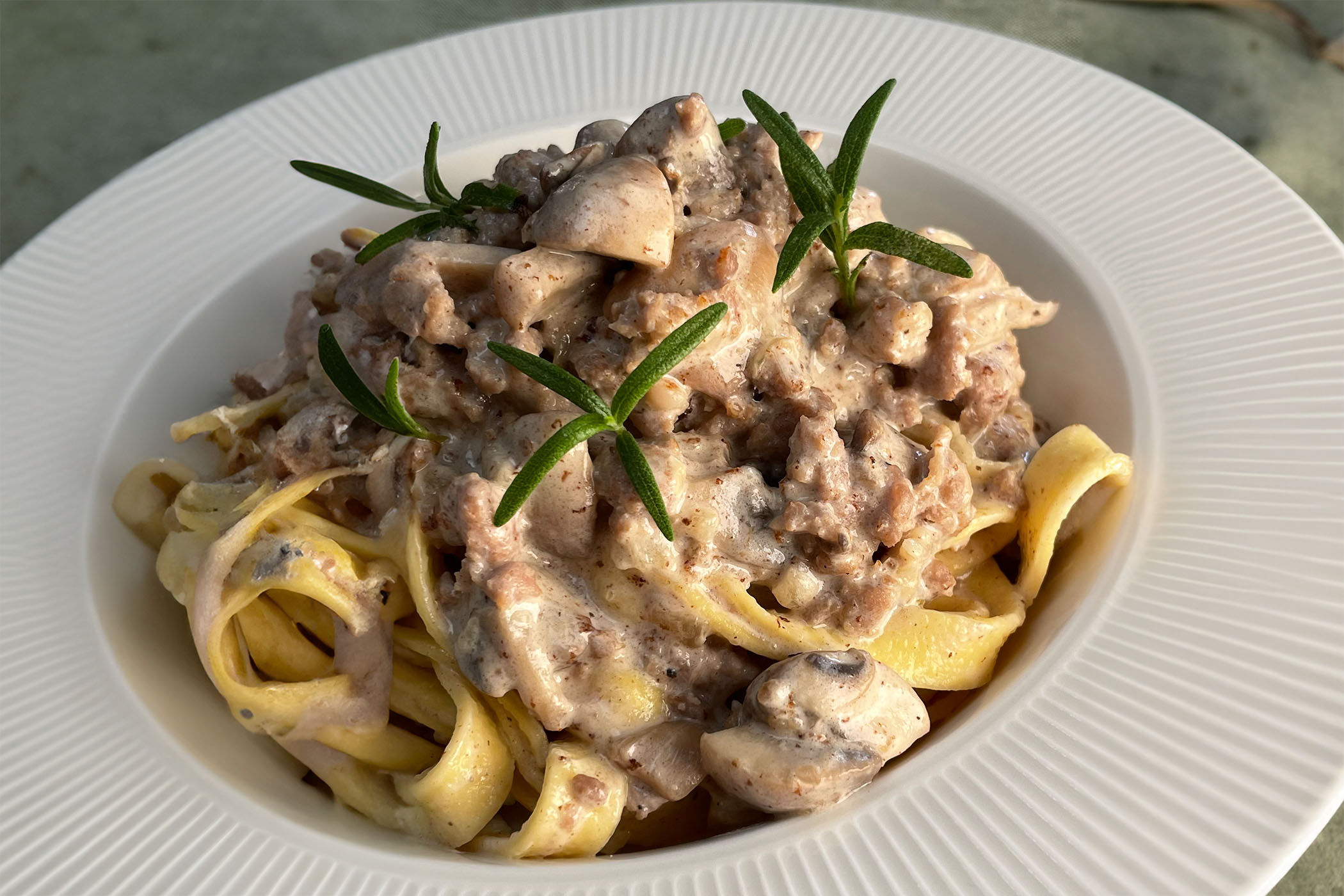 Fettuccine alla norcina, il primo piatto irresistibile - MoltoFood