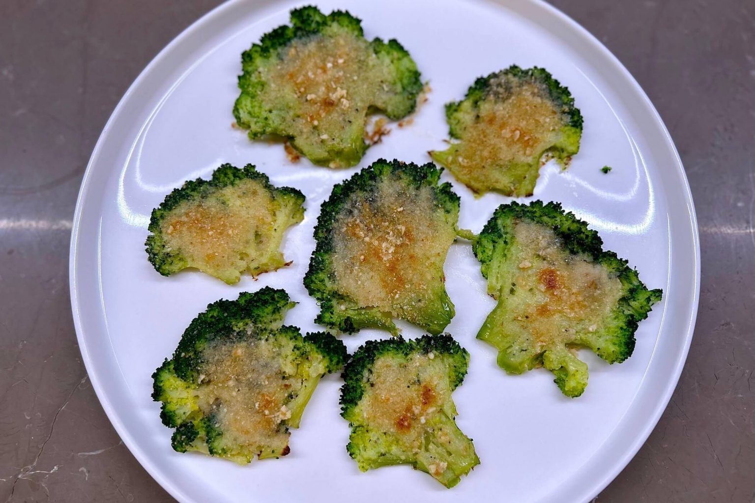 Smashed broccoli, l'idea super crunchy per mangiare più verdure - MoltoFood