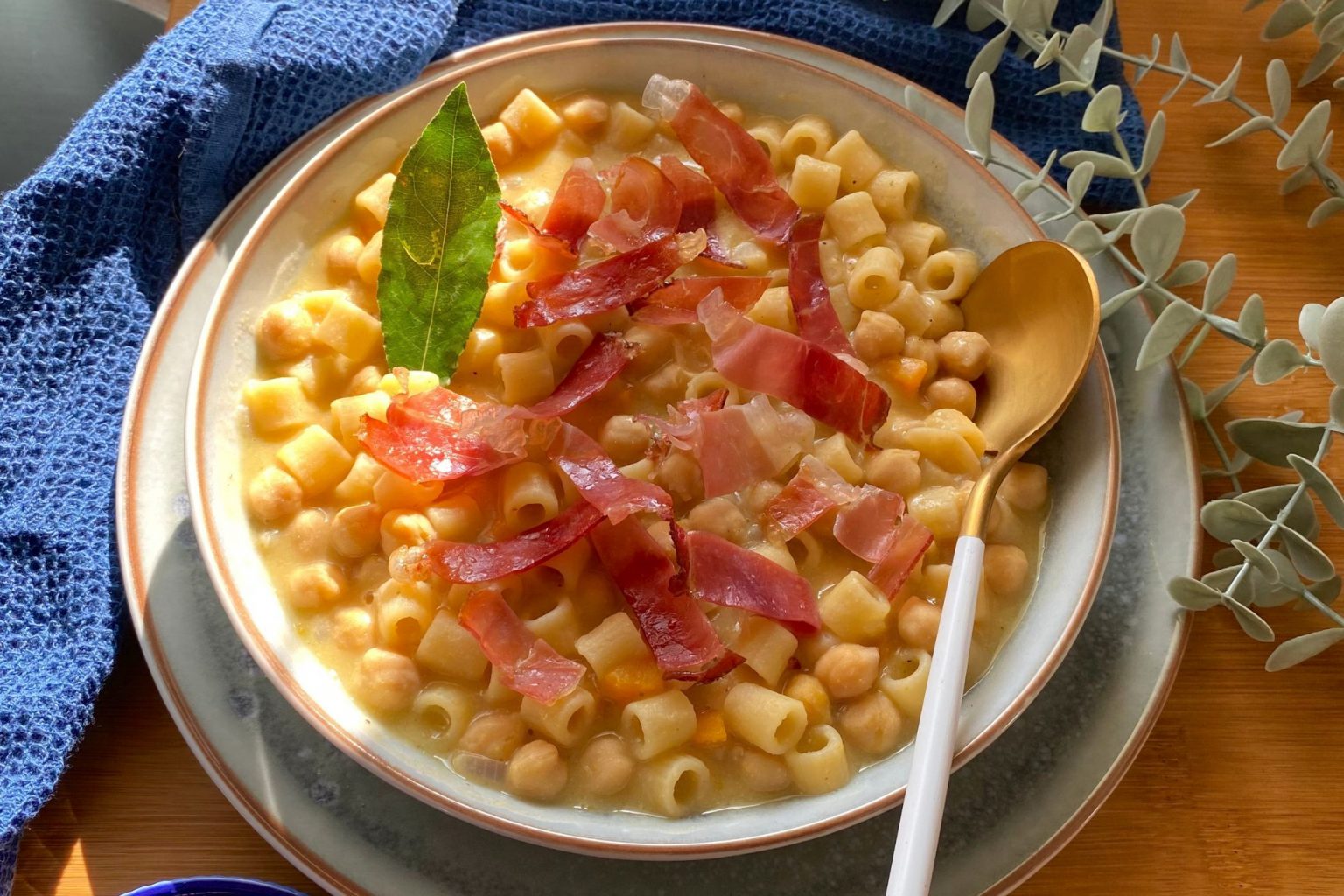 Pasta e ceci cremosa, la ricetta golosa con speck croccante - MoltoFood