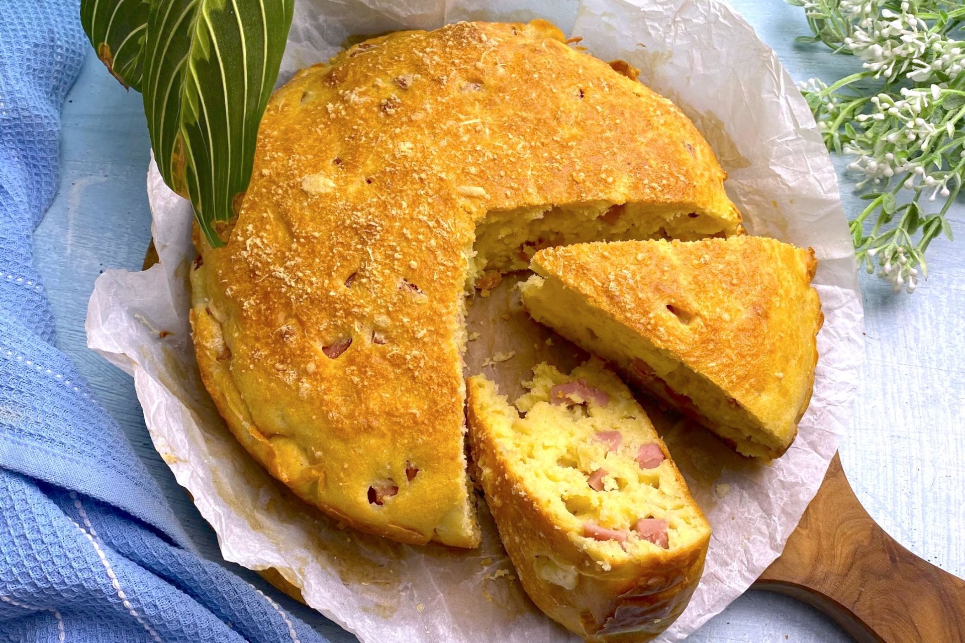 Torta rustica prosciutto e formaggio, la ricetta alta e soffice - MoltoFood